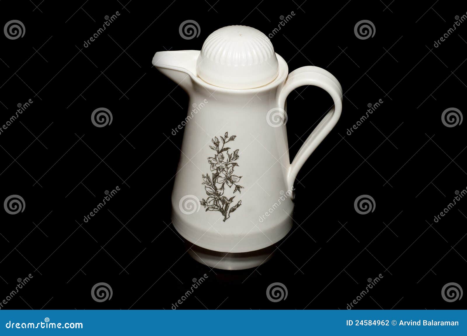 Brocca bianca fotografia stock. Immagine di nero, cucina - 24584962