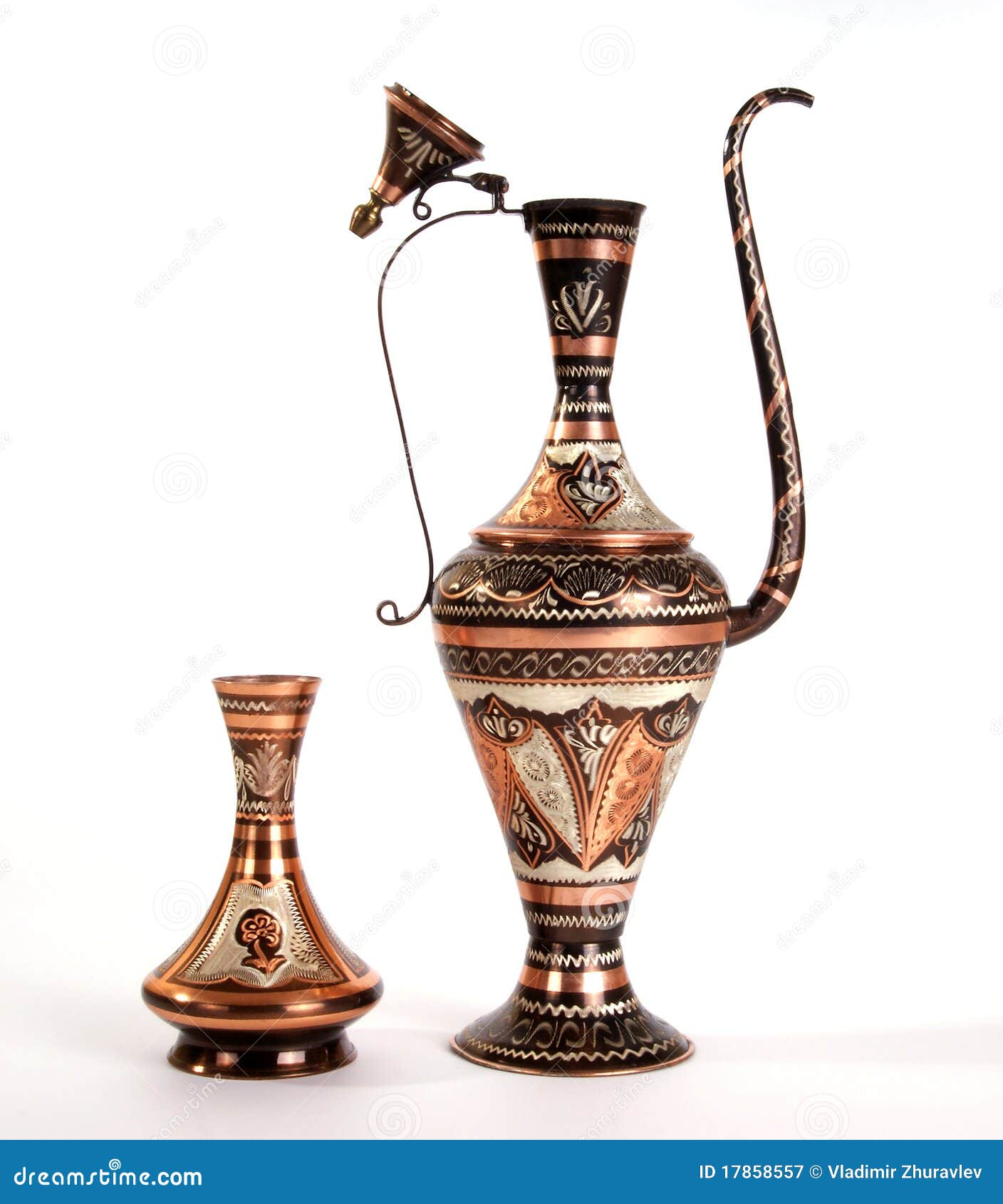 Brocca Di Rame Con Ornamenti Arabi Tradizionali Immagine Stock ...