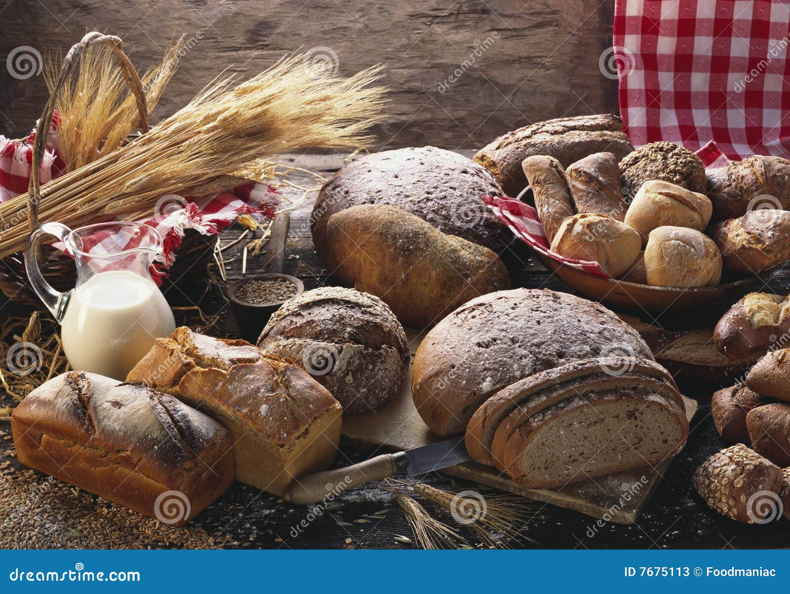 Broden & broodjes stock afbeelding. Image of graan - 7675113