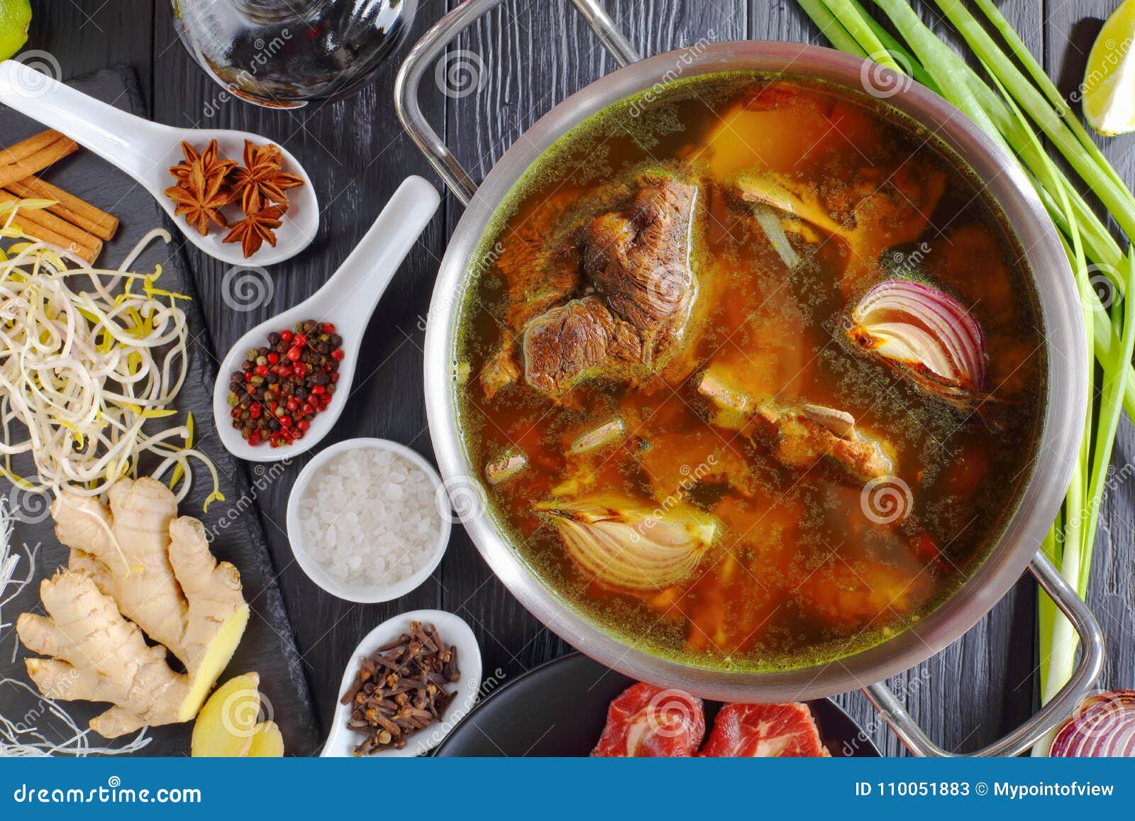 Brodo Dell'osso Del Manzo in Una Pentola Immagine Stock - Immagine di ...