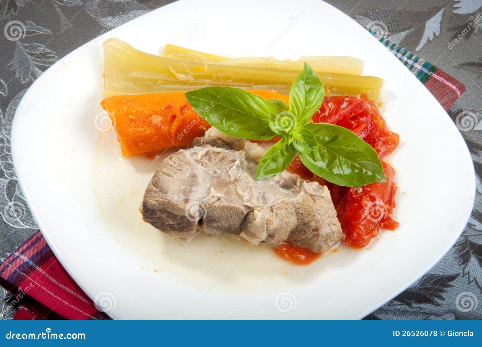 Brodo Di Manzo Con Una Parte Del Vitello Fotografia Stock - Immagine di ...