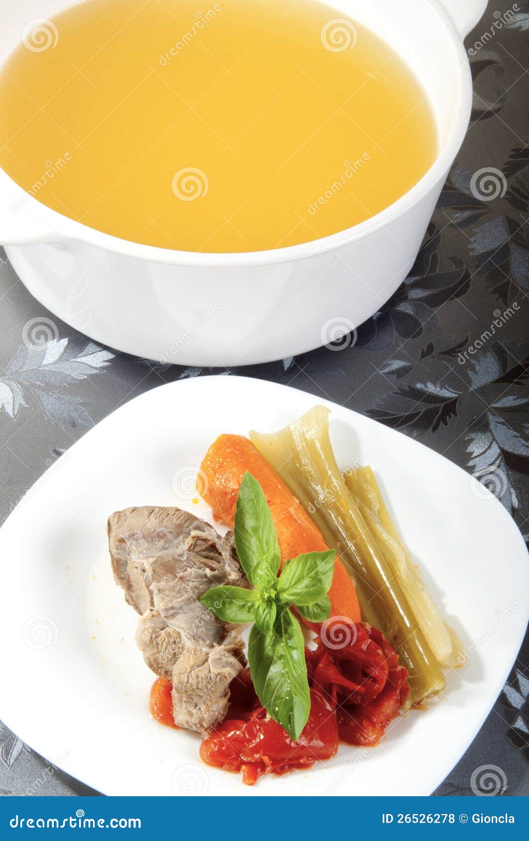 Brodo Di Manzo Con Una Parte Del Vitello Fotografia Stock - Immagine di ...
