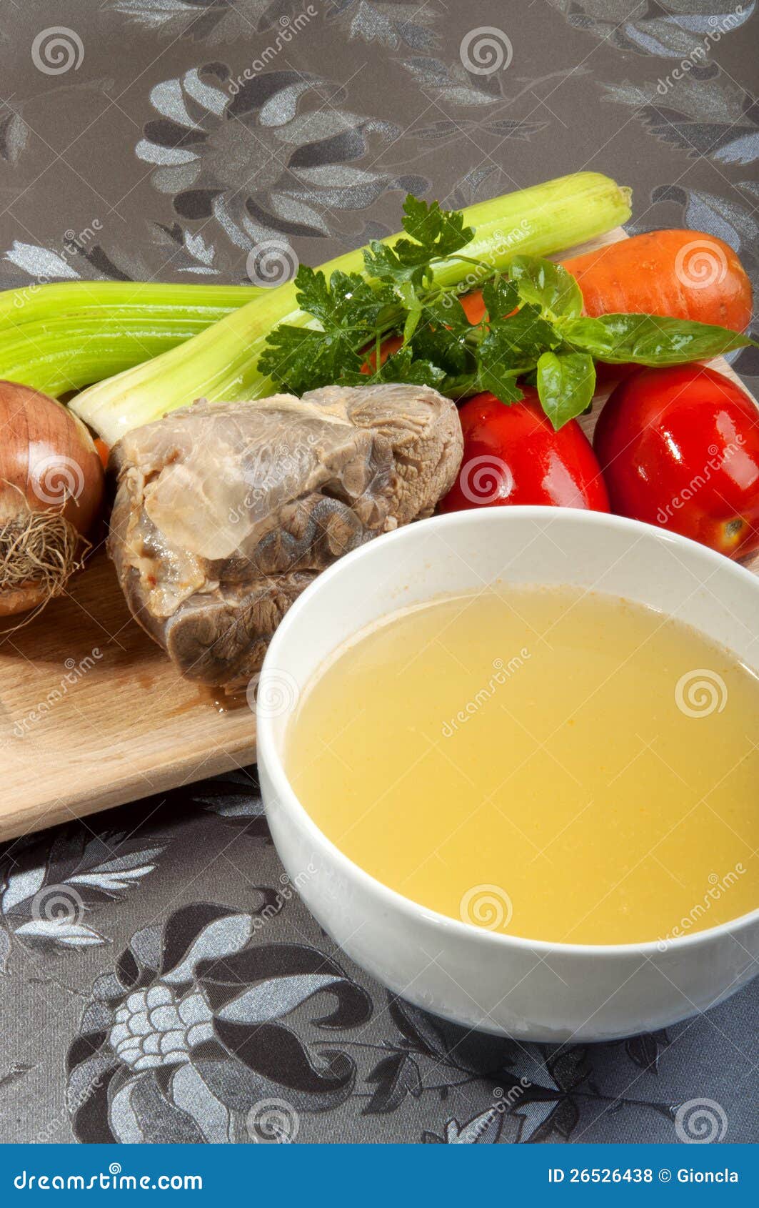 Brodo Di Manzo Con Una Parte Del Vitello Fotografia Stock - Immagine di ...