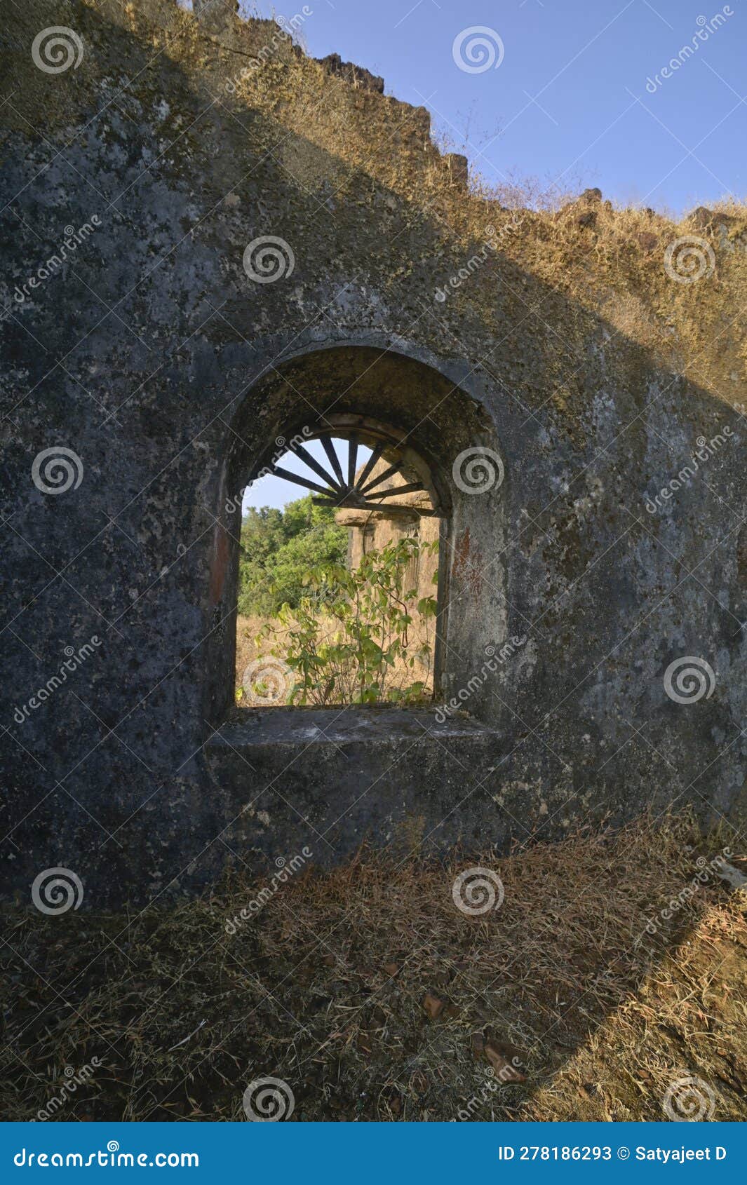 Broken Arched Window in Old Brick Wall of an Abandoned Structure, India ...