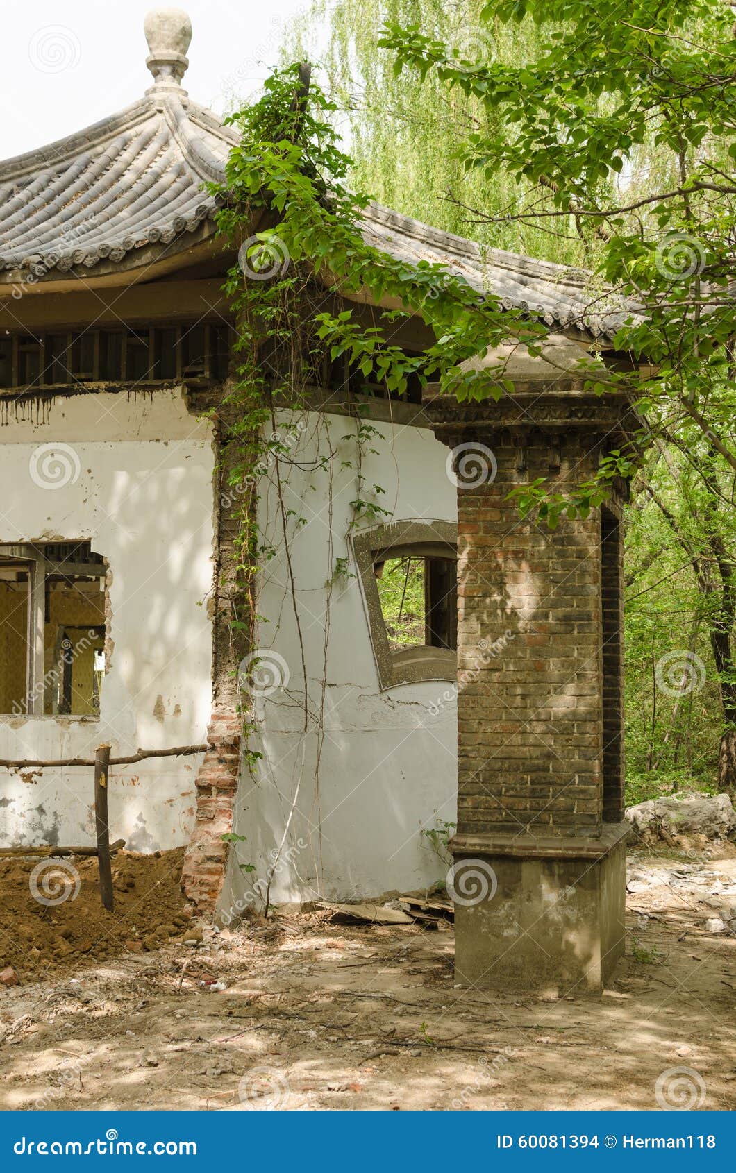 Broken courtyard building stock photo. Image of garbage - 60081394
