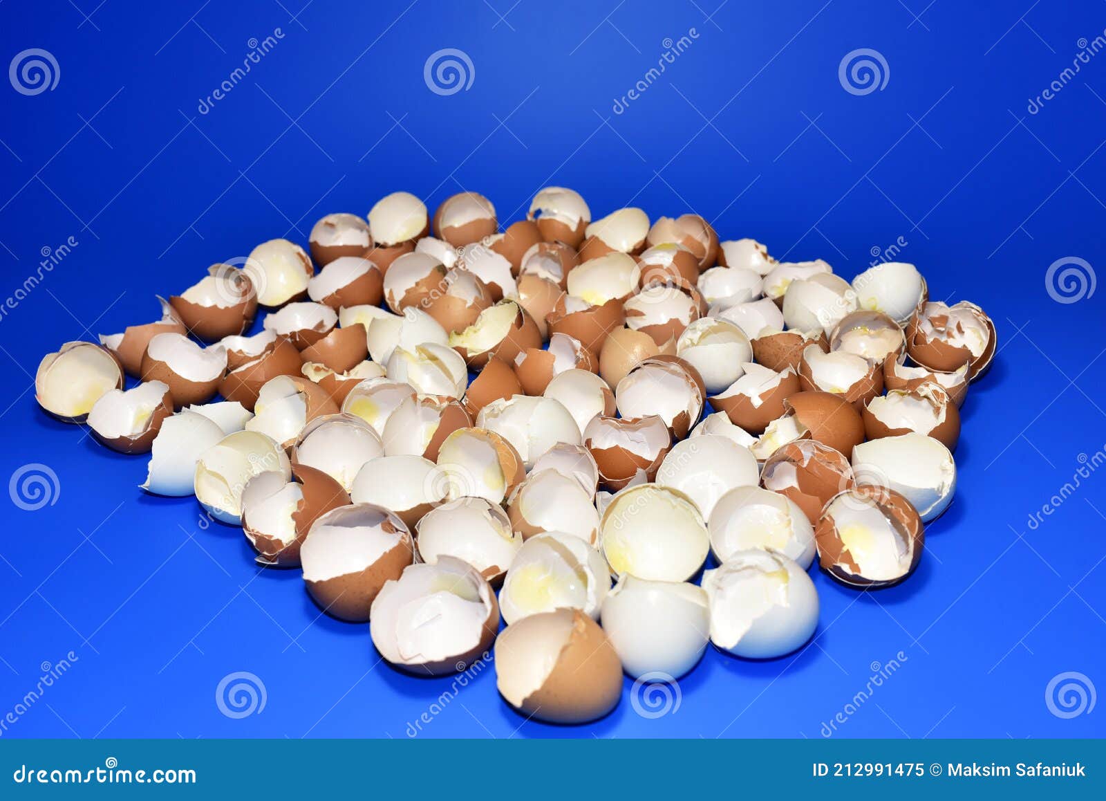 Broken Egg Shel In A Paperboard On Blue Background. Chicken Cracked ...