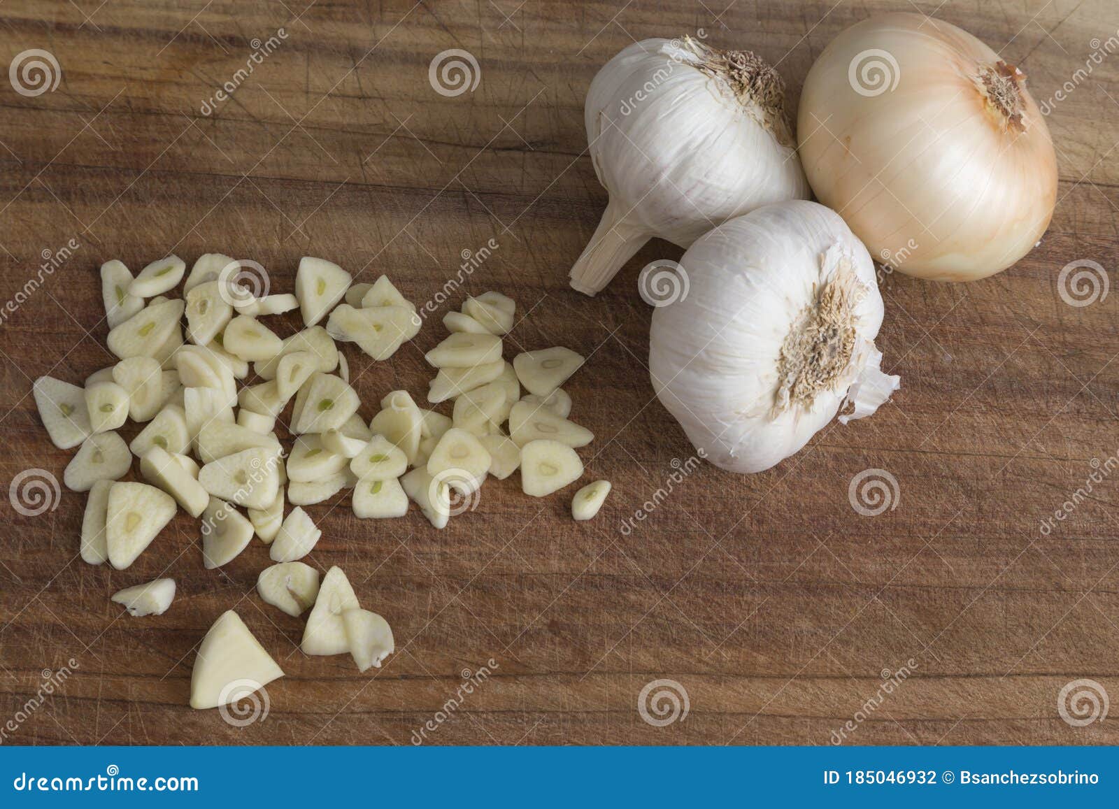 Split Garlic on Kitchen Board Stock Photo - Image of healthy, onion ...