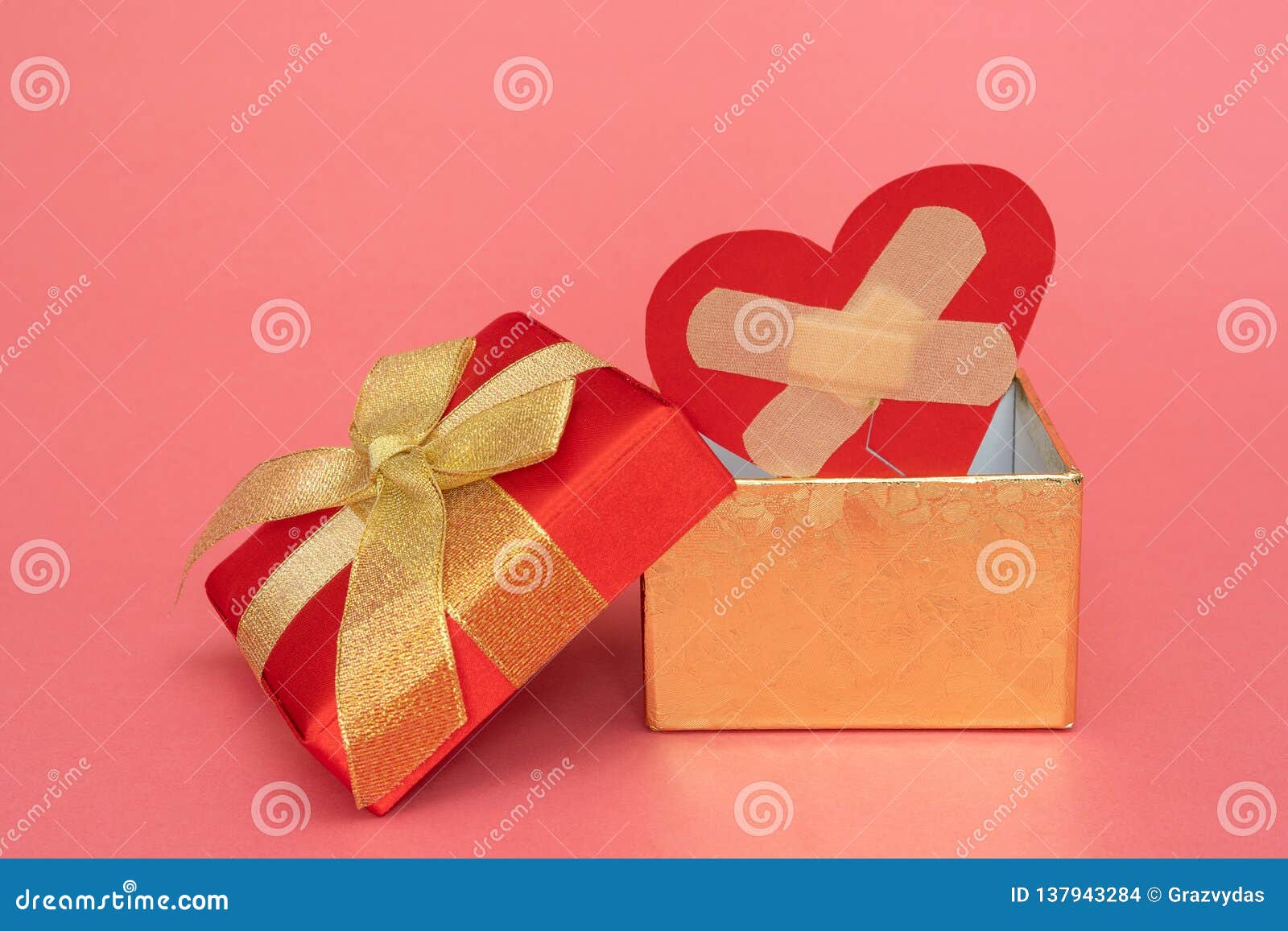 Broken Heart in the Gift Box Stock Photo - Image of gift, love: 137943284