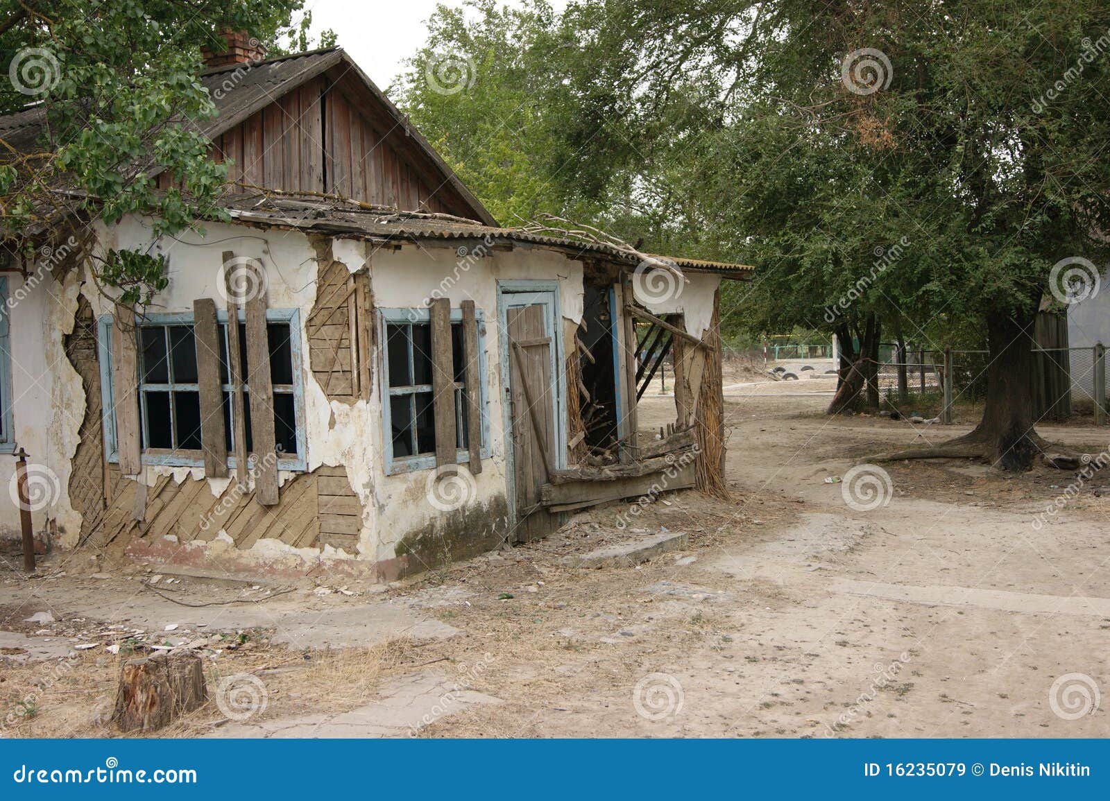 Broken Old House Royalty-Free Stock Photo | CartoonDealer.com #39266715