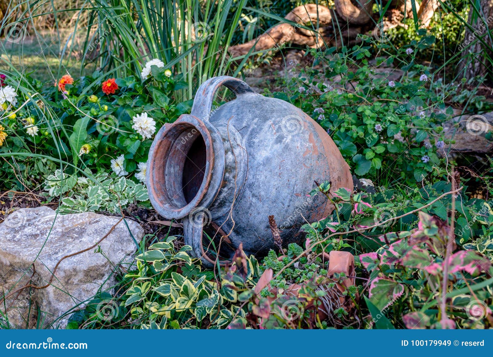 Broken jar stock image. Image of decorative, vase, history - 100179949