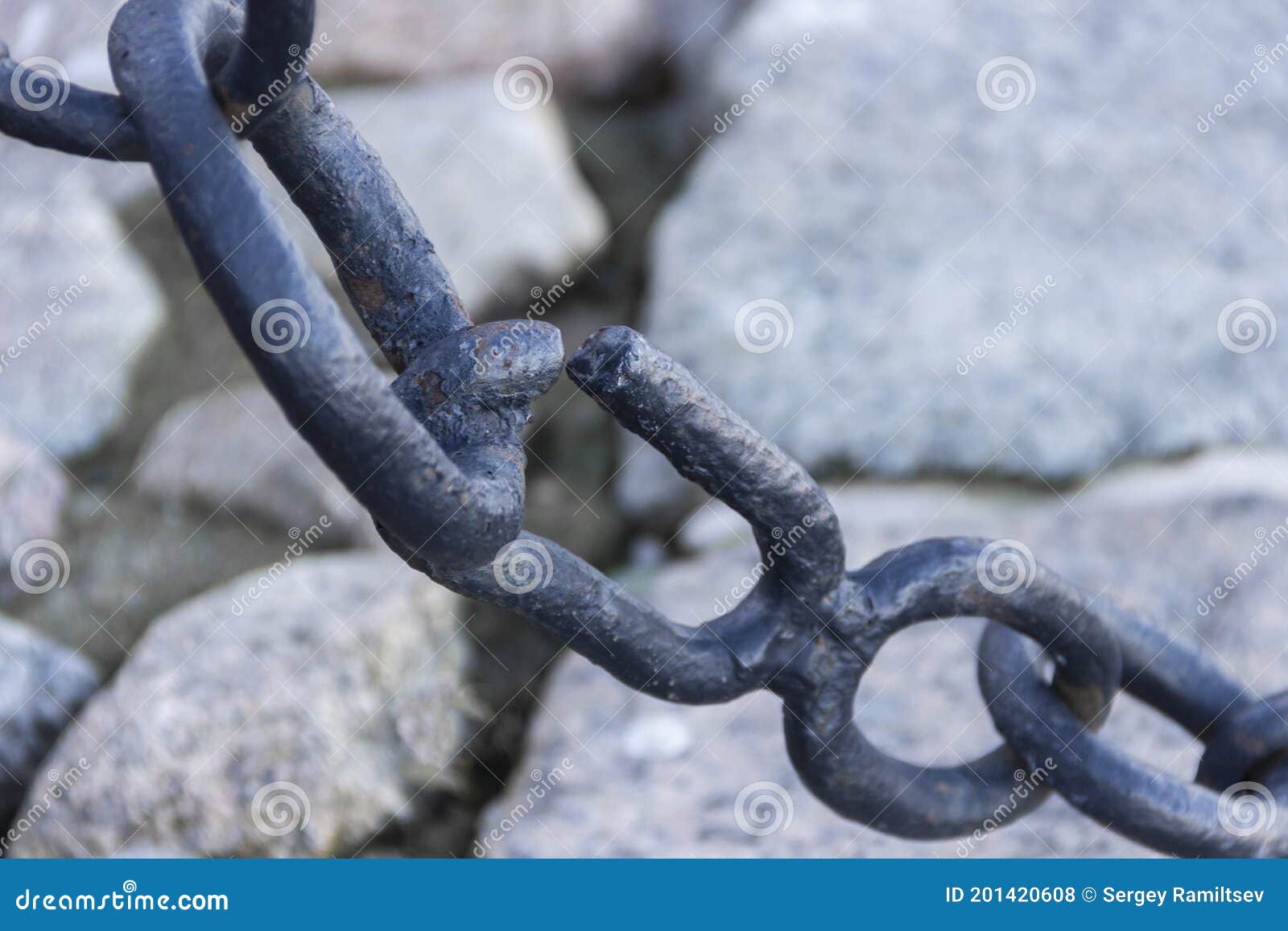 The Broken Link of an Old Rusty Chain Stock Photo - Image of cracked ...