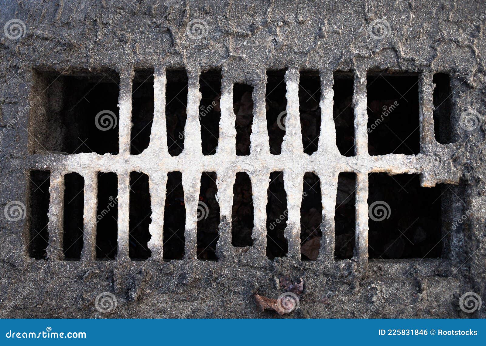 Broken Drain Grate with Mud Stock Photo - Image of manhole, mire: 225831846