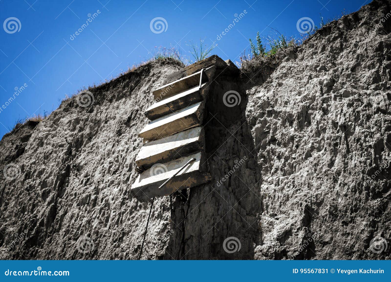 Broken Old Ladder Rock Cliff Stock Image - Image of dirty, ladder: 95567831