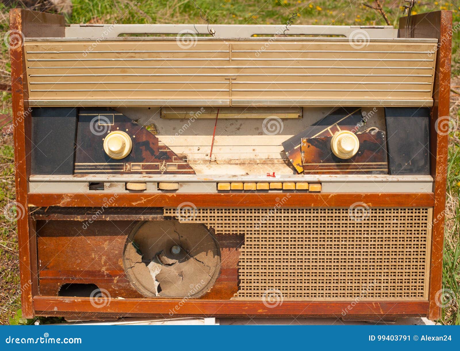 Broken Radio Stock Photos - Download 346 Images