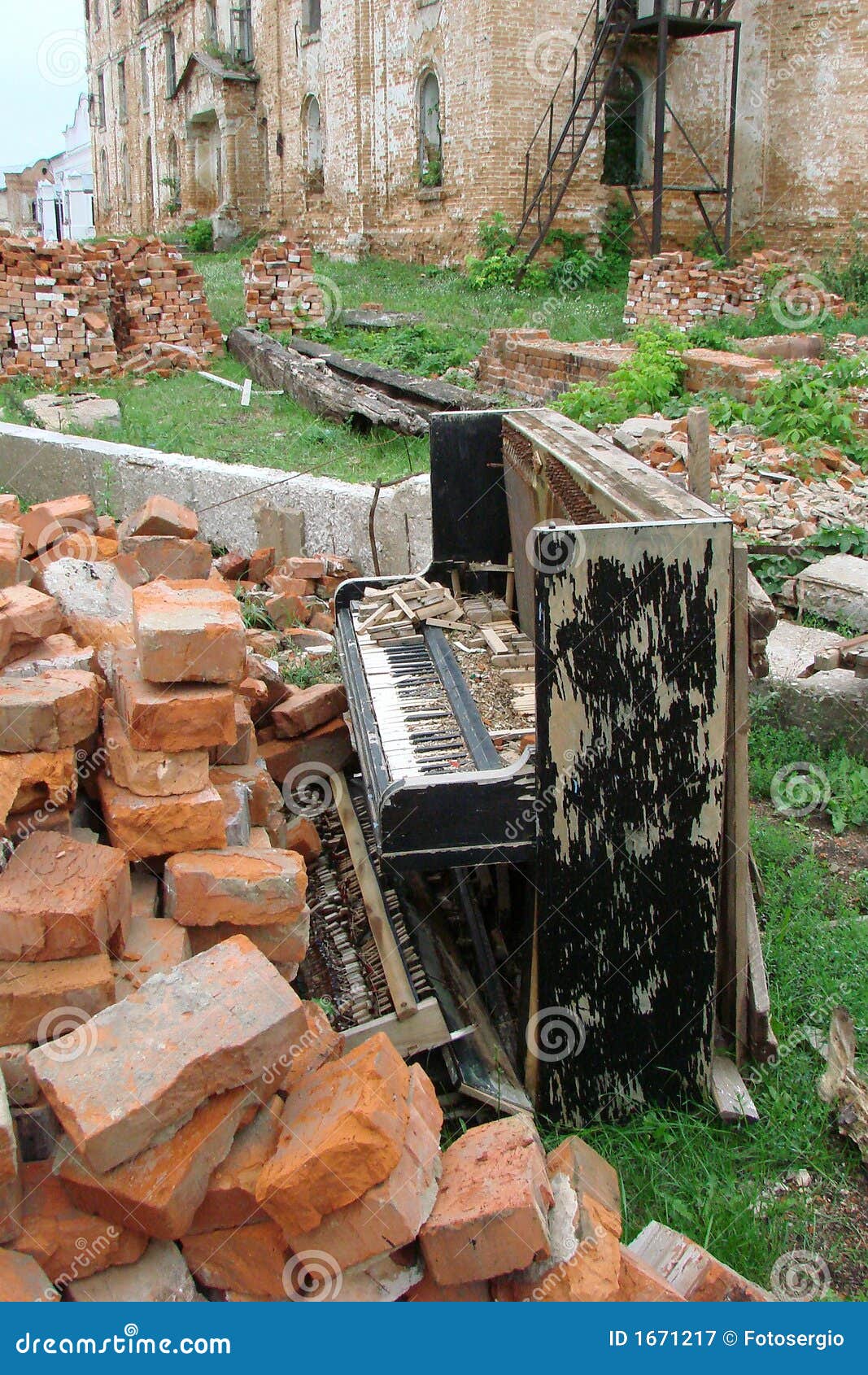 Broken Piano 01 stock image. Image of colorpiano, putyvl - 1671217