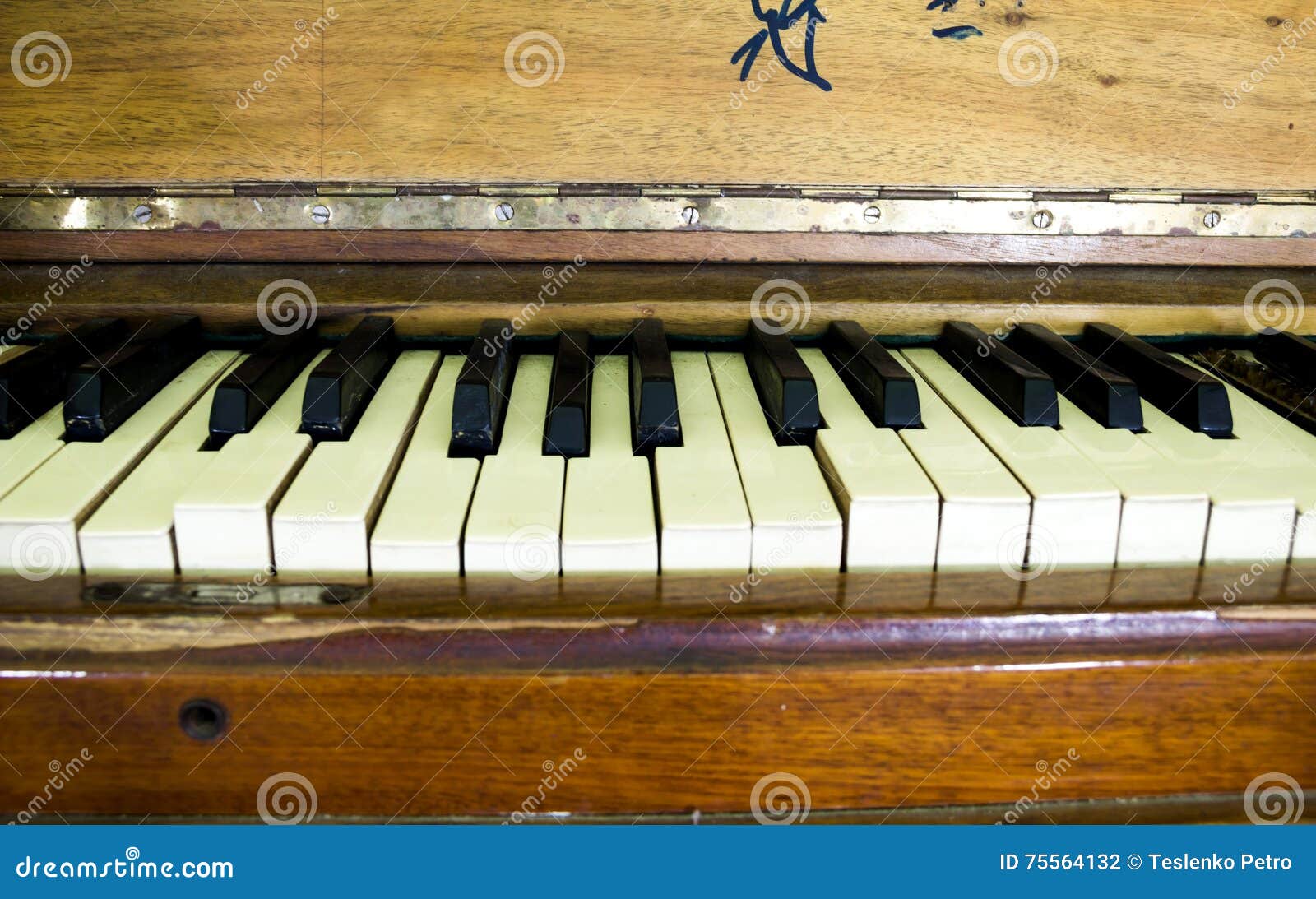 Broken piano stock photo. Image of garbage, furniture - 75564132