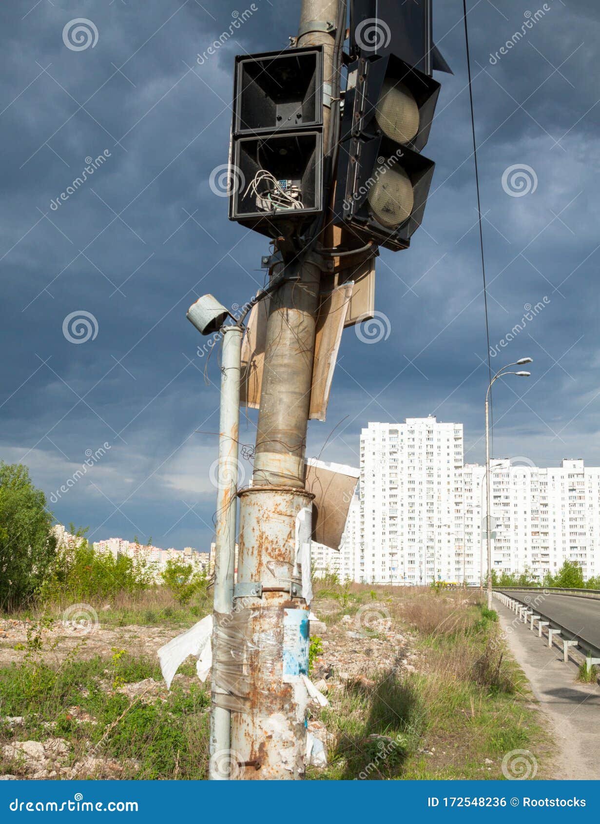 Broken Traffic Lights on the Post Stock Photo - Image of redlight ...