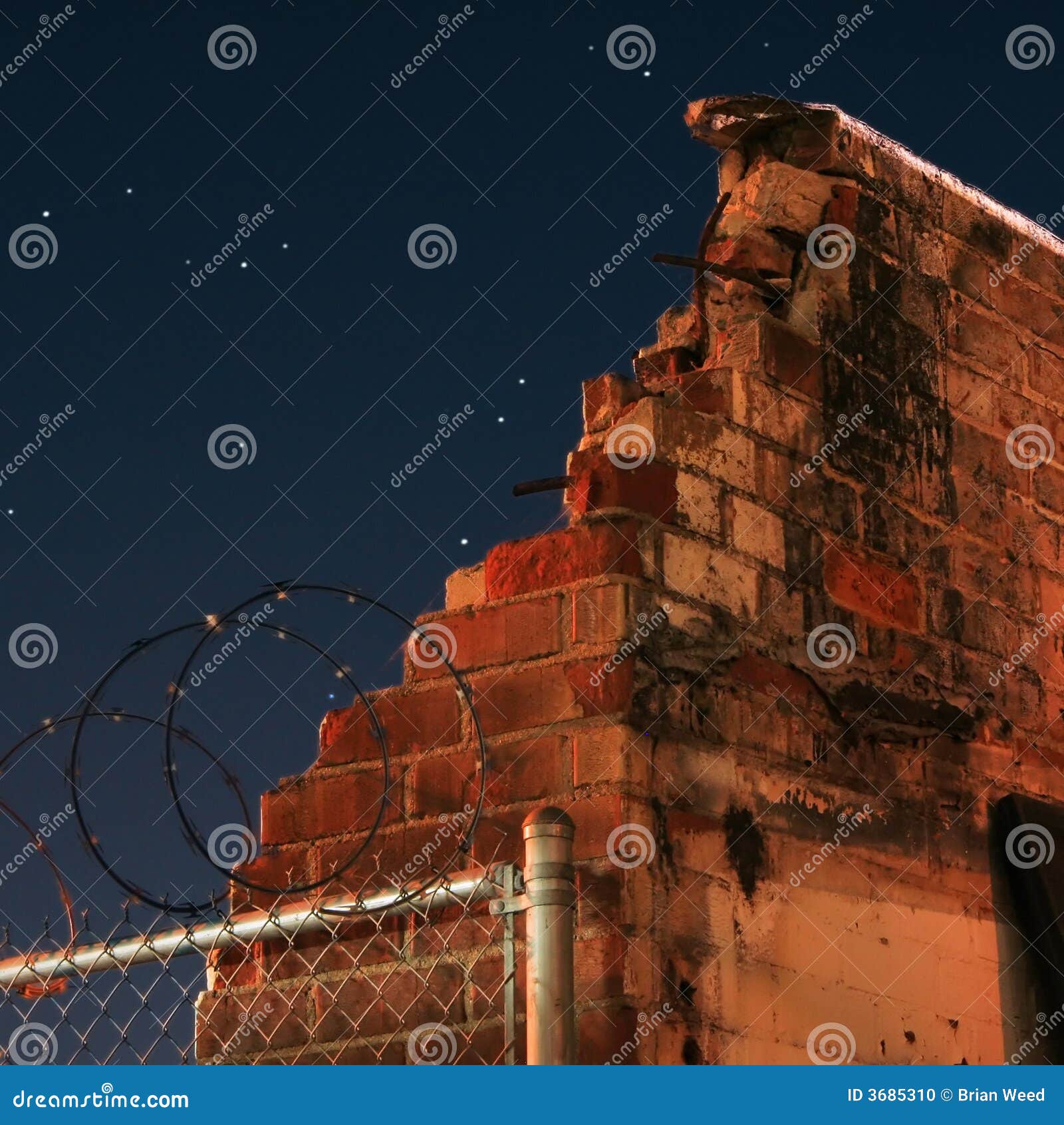 Broken Wall & Night Sky Stock Photo - Image of destruction, wall: 3685310
