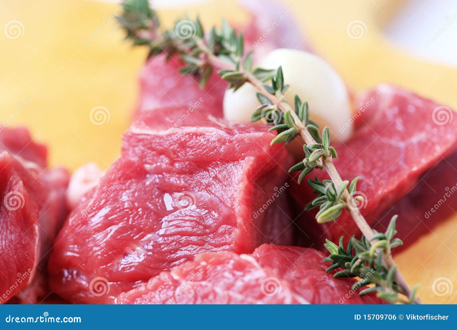 Brokken van rood vlees stock foto. Image of snijden, studio - 15709706