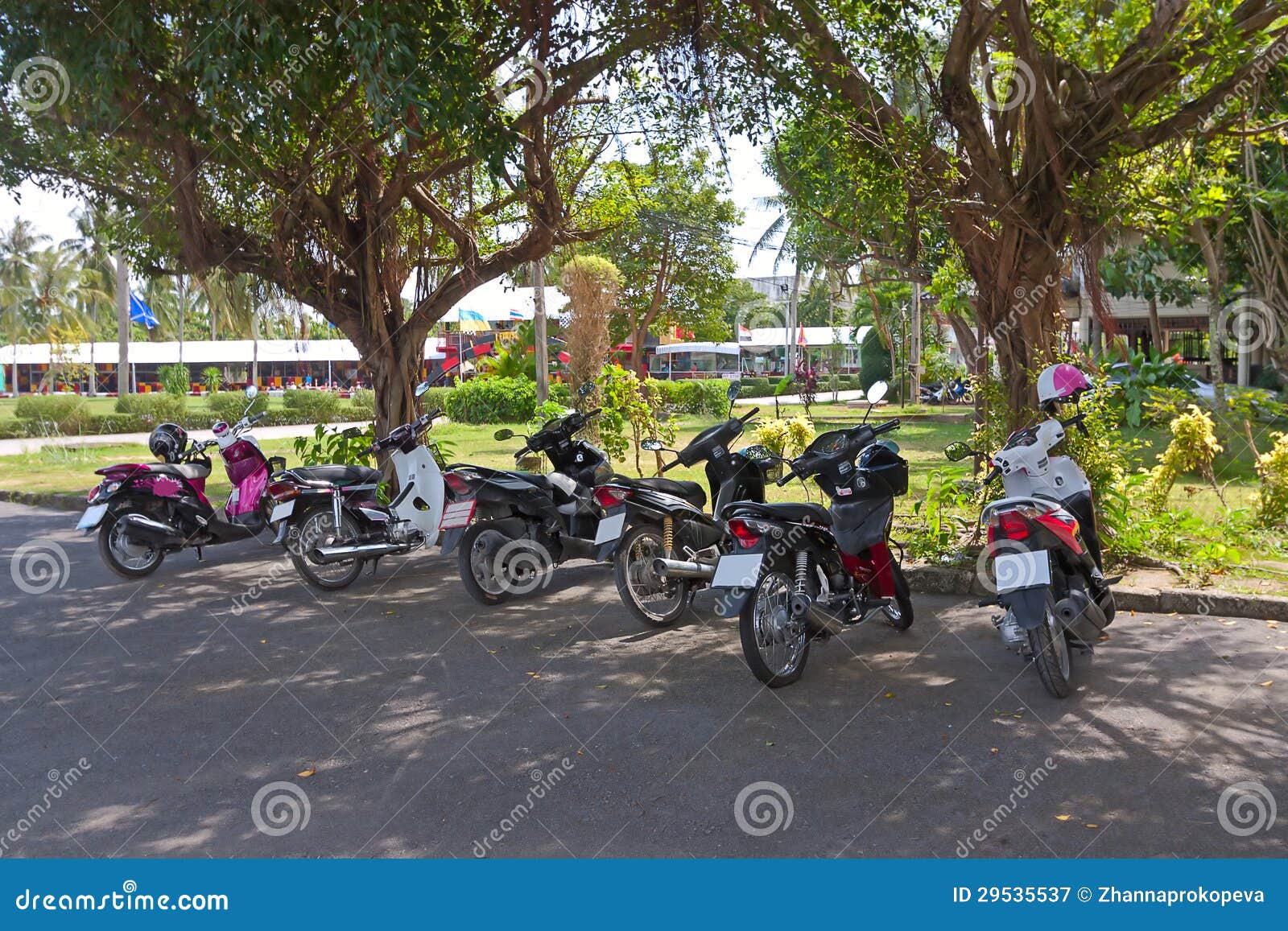 Bromfietsen op parkeren stock afbeelding. Image of niemand - 29535537