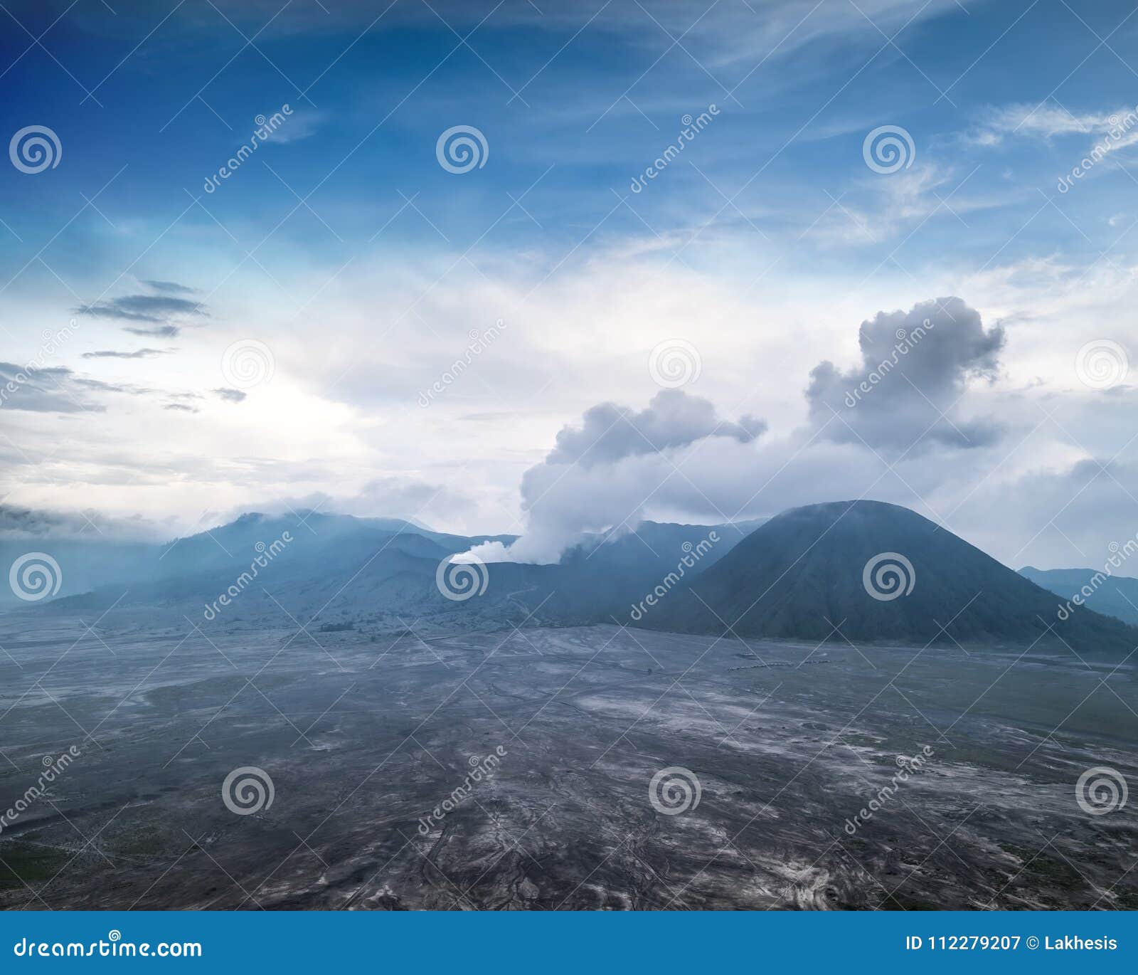 Bromo Losbarstende Vulkaan Oost-Java, Indonesië Stock Afbeelding ...