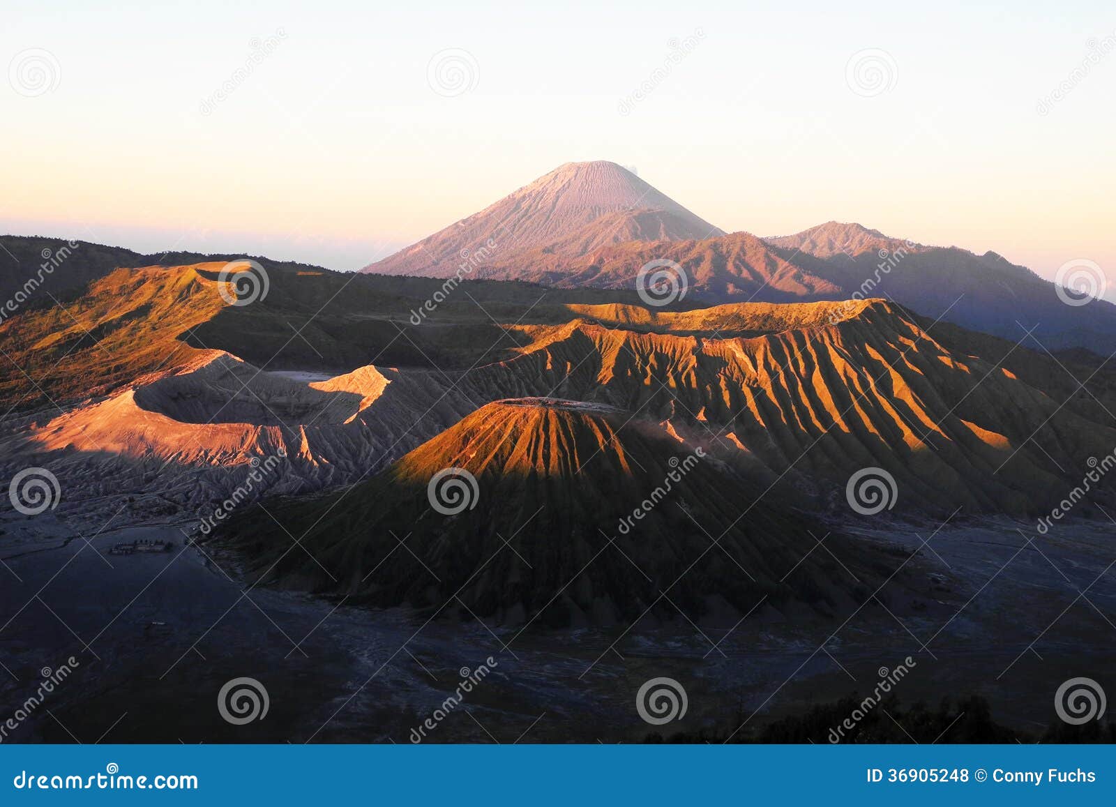 Bromo-Vulkan Und Seine Krater Stockfoto - Bild von steigungen, braun ...