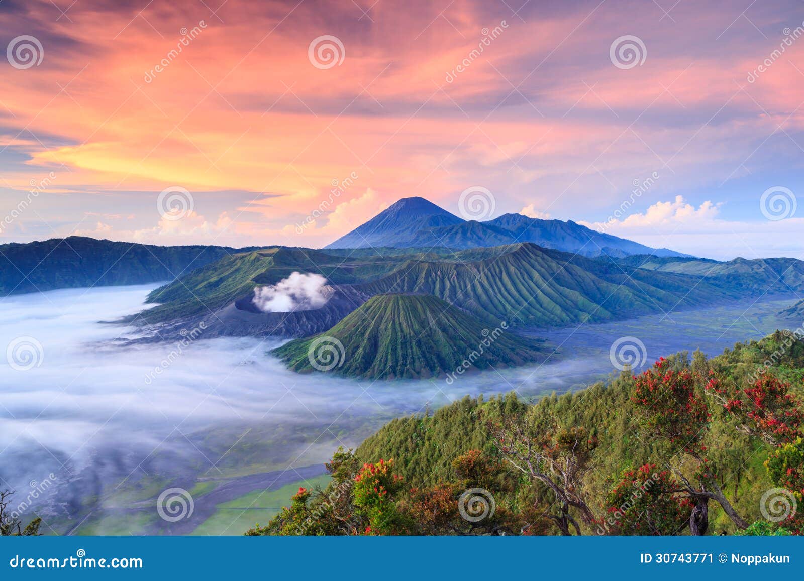 Bromovocalno Bij Zonsopgang, Oost-Java, Indonesië Stock Afbeelding ...