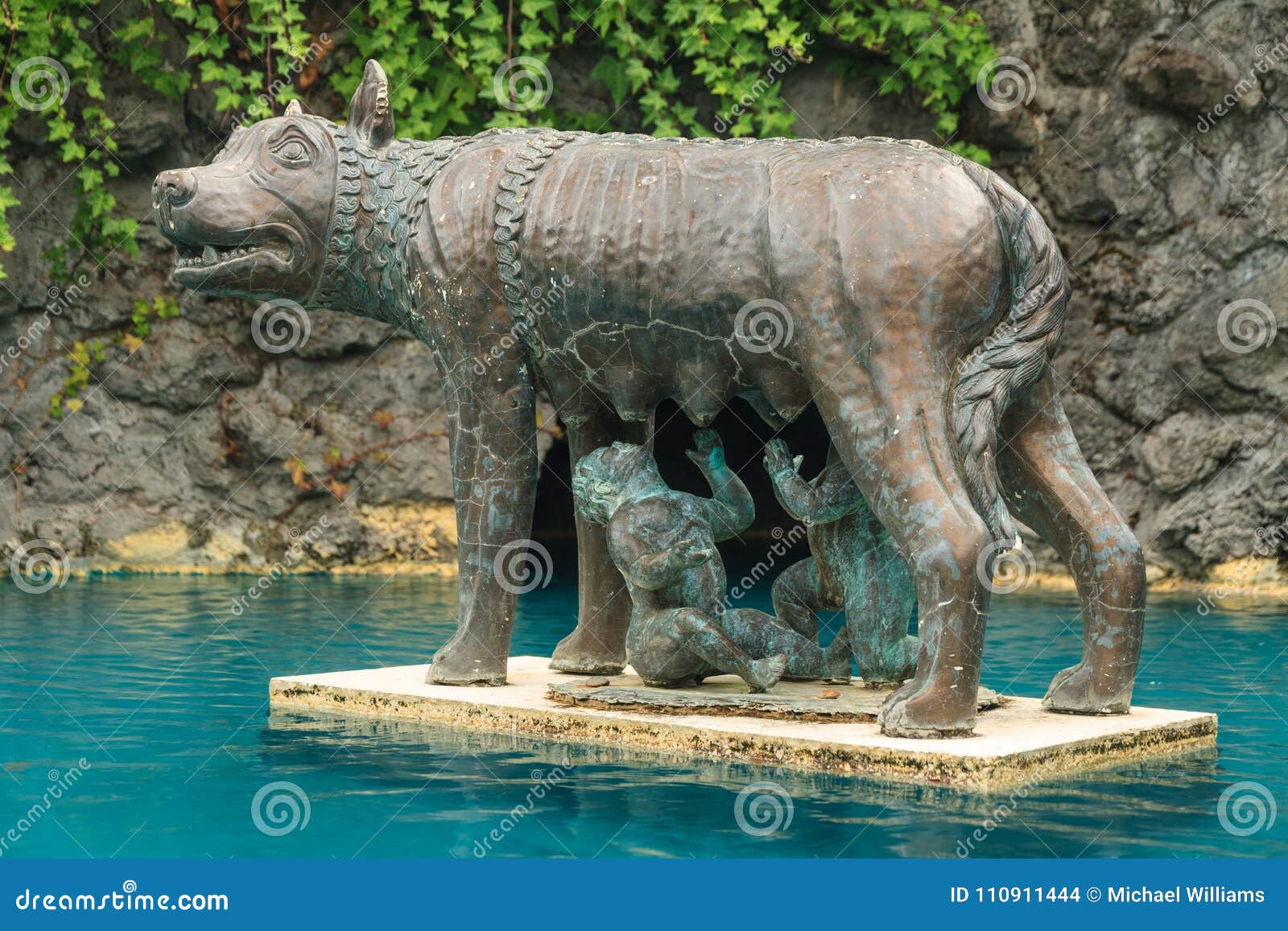 Bronsstandbeeld Van Romulus En Remus En Roman Wolf Redactionele Stock ...