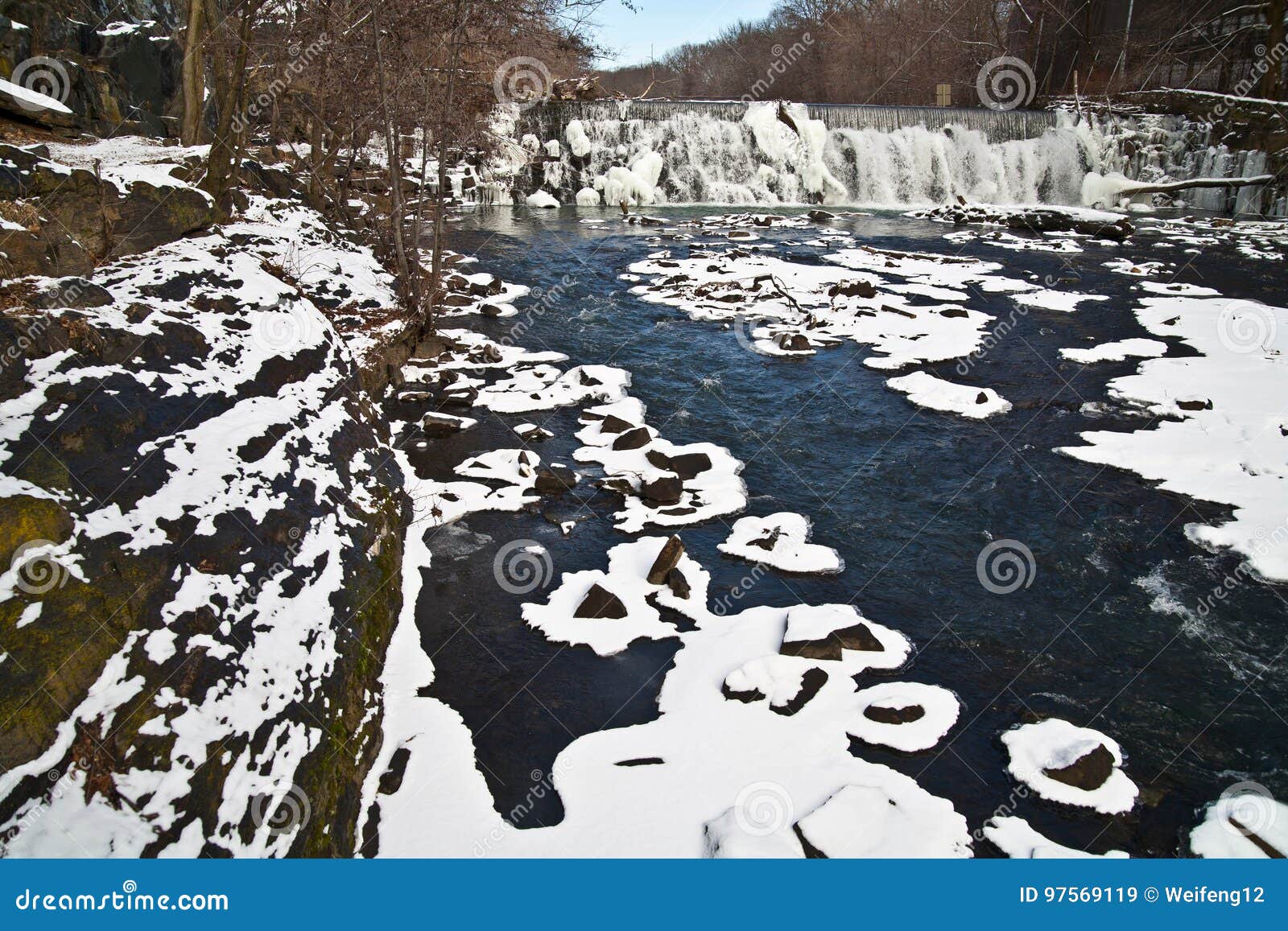 Bronx River in Snow, New York City Stock Image - Image of dusk, bird ...