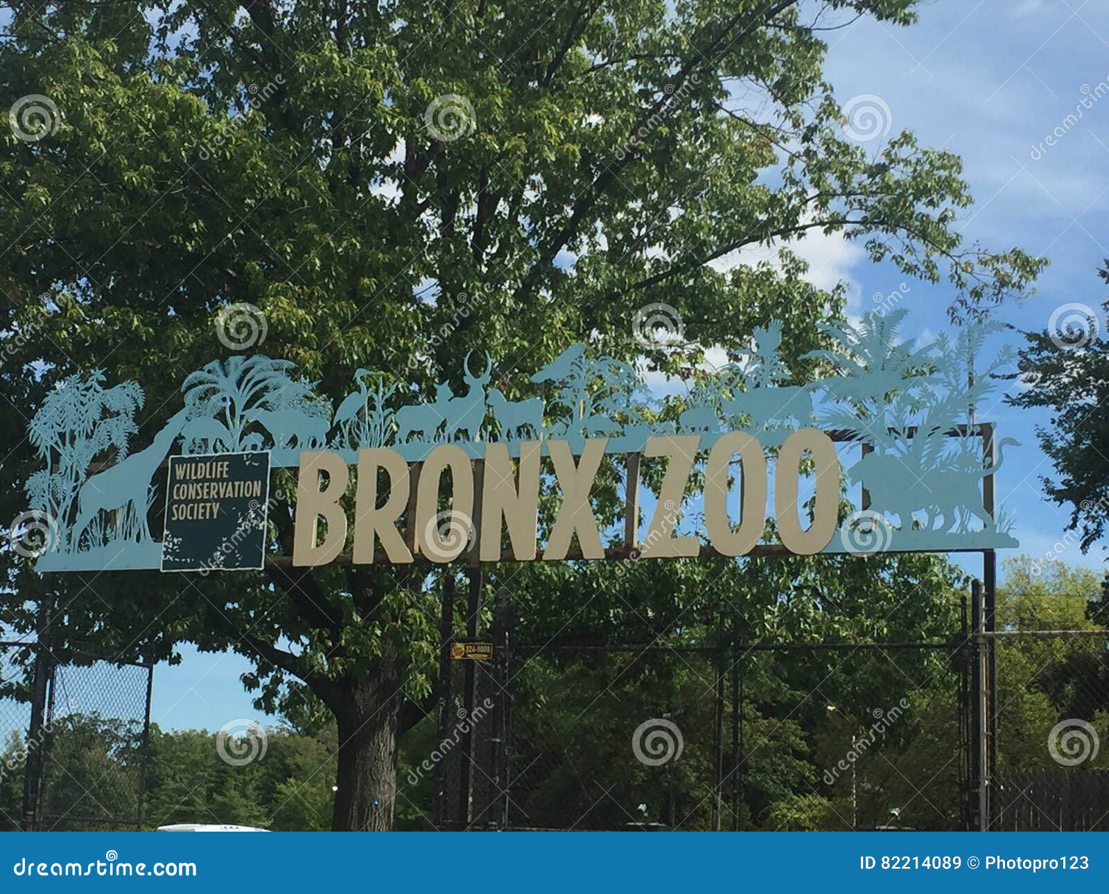 Bronx Zoo Entrance Sign editorial stock image. Image of bronx - 82214089