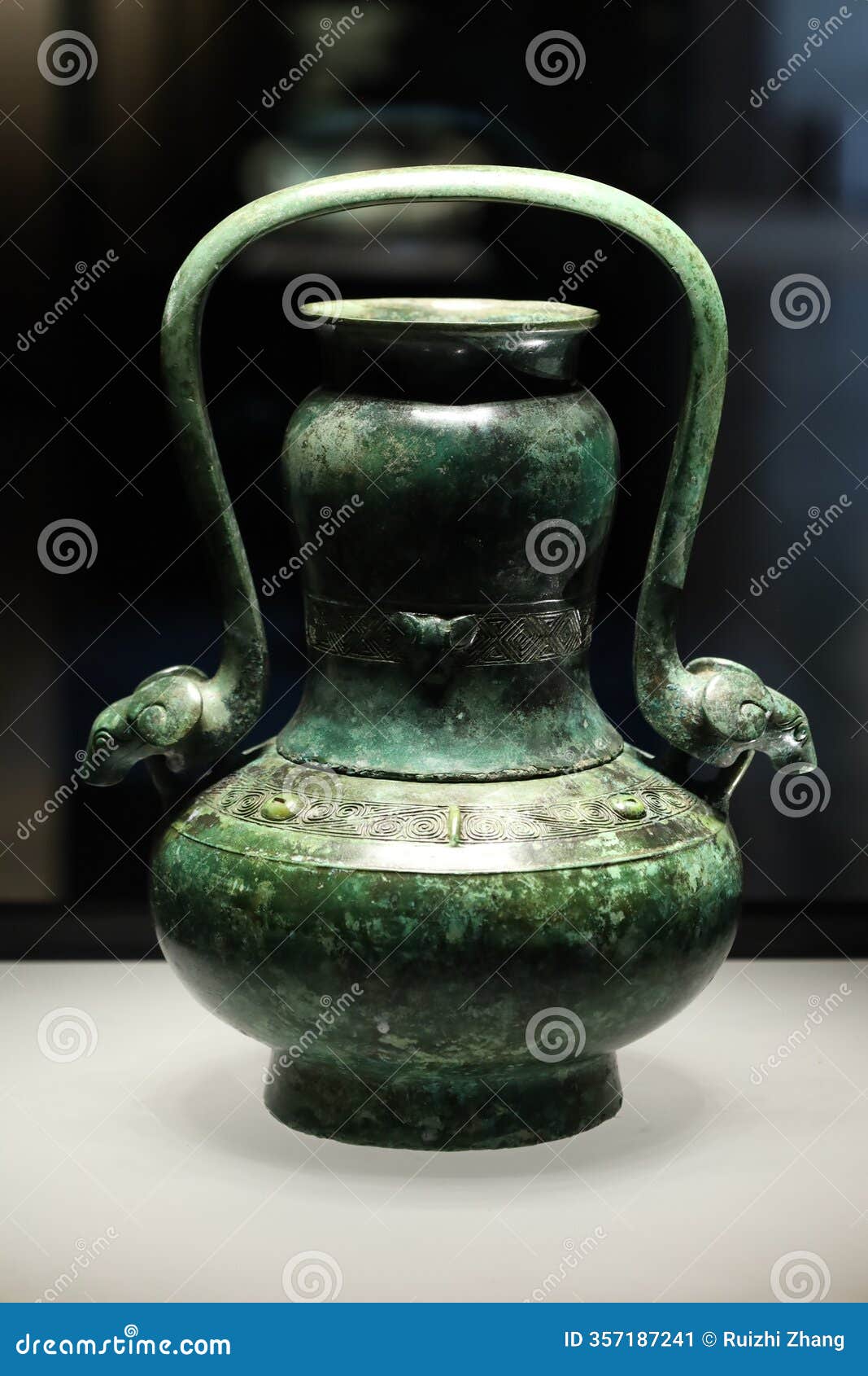 Bronze Muyun Pattern Lifting Beam Jar - West Zhou Dynasty Stock Image - Image of tableware, beam ...