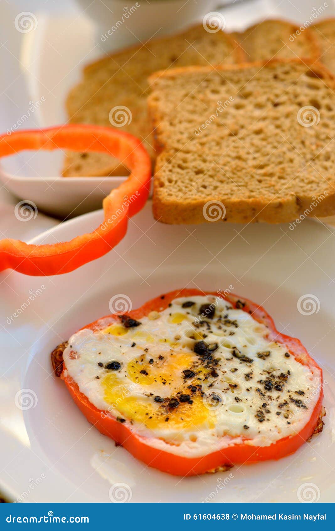 Brood, Ei En Thee - Ontbijt Stock Foto - Image of tijdschrift, schelp ...