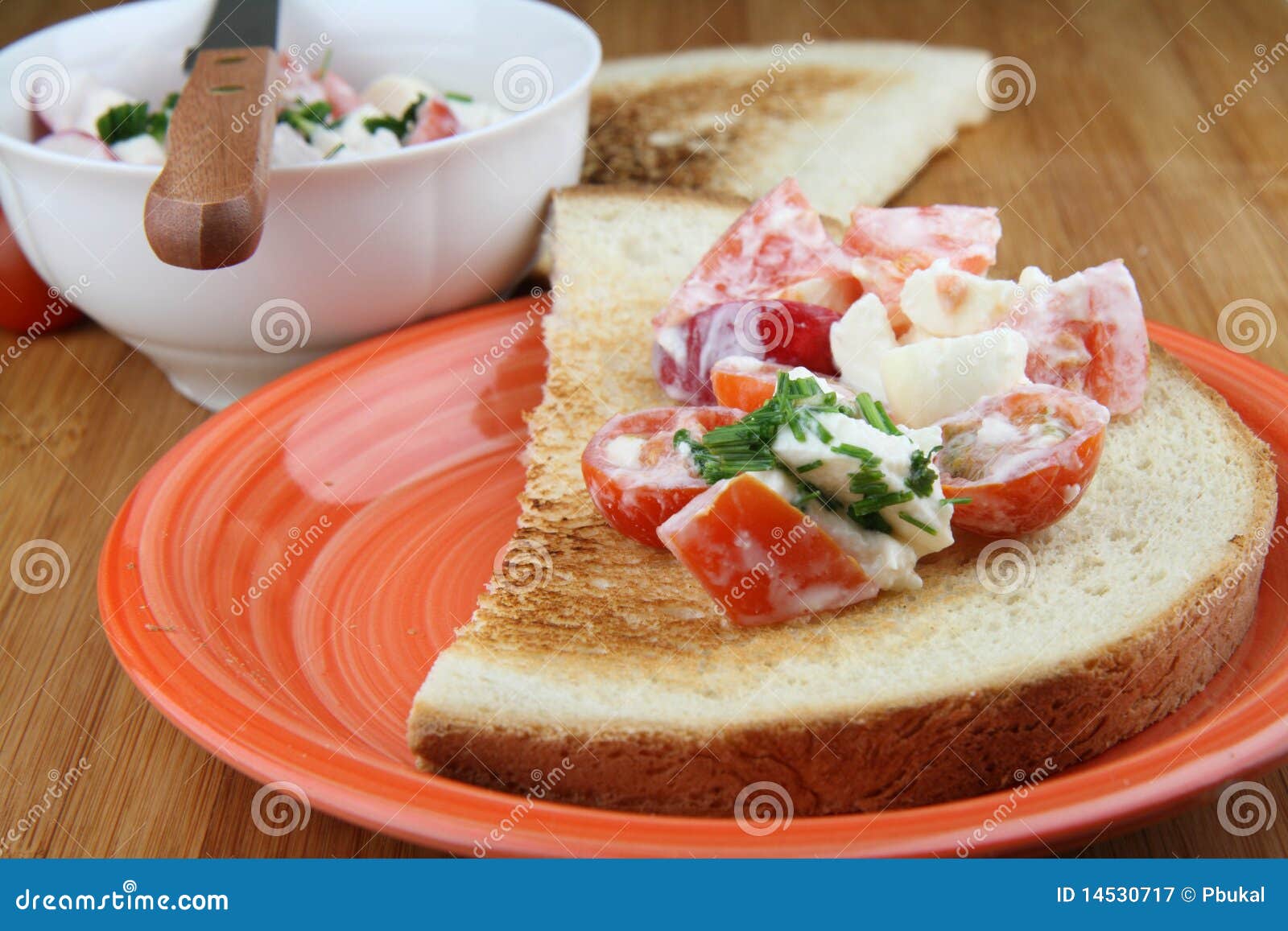 Brood en salade stock afbeelding. Image of stokbrood - 14530717