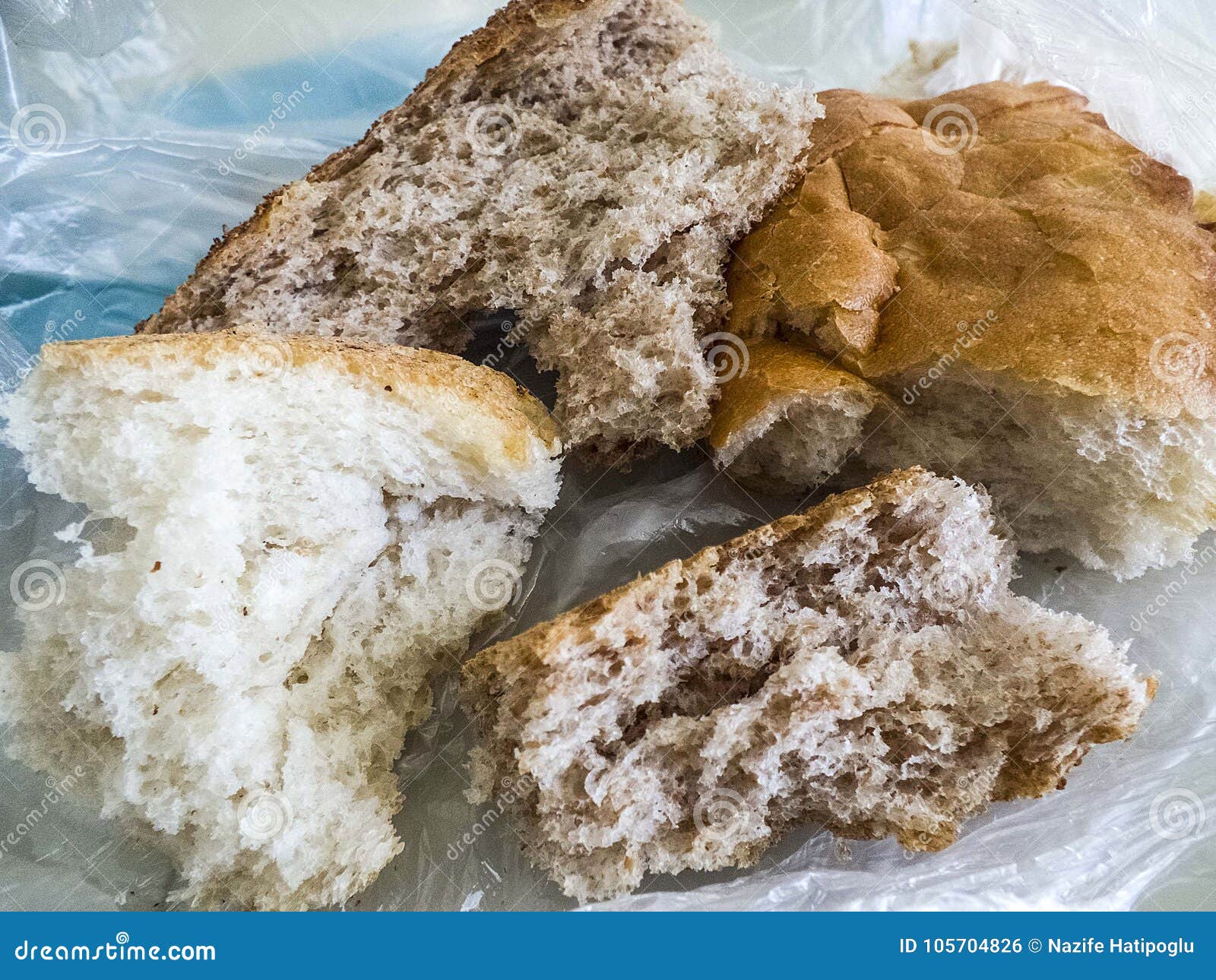 Brood in Het Afval, Afval Wordt Geworpen Van Brood, Oud Stuk Van Brood ...