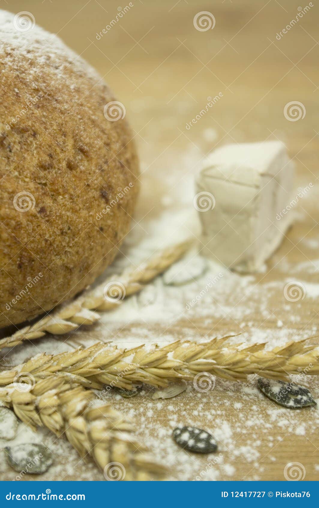 Brood met bloem en gist stock afbeelding. Image of graan - 12417727