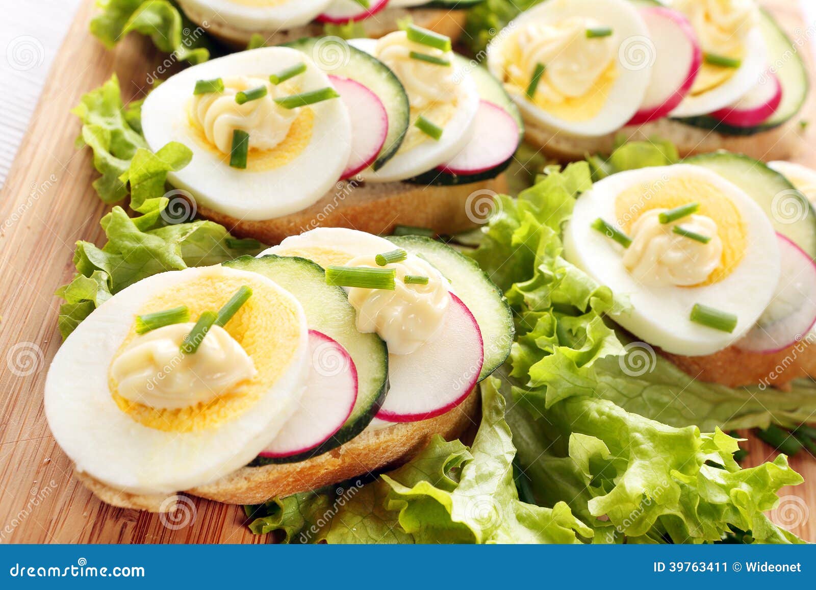Brood Met Ei, Radijs En Komkommer Stock Afbeelding - Image of snack ...
