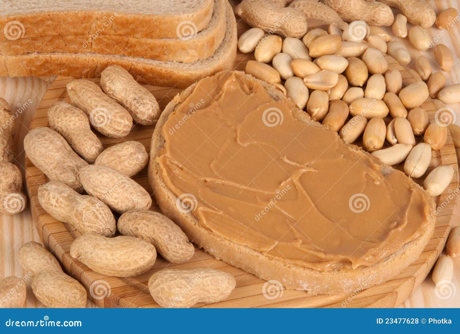 Brood met pindakaas stock foto. Image of klassiek, pinda - 23477628