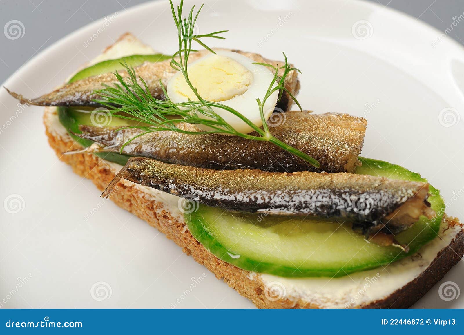 Brood met sprotten en ei stock foto. Image of sprotten - 22446872