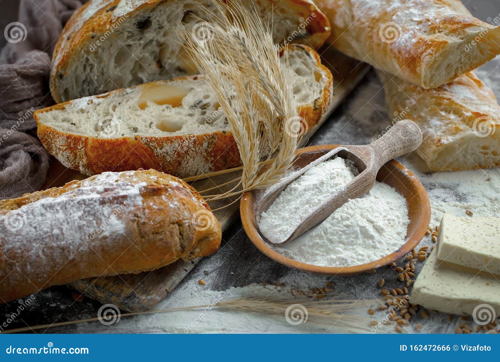 Brood van meel stock foto. Image of bakkerij, gebakje - 162472666
