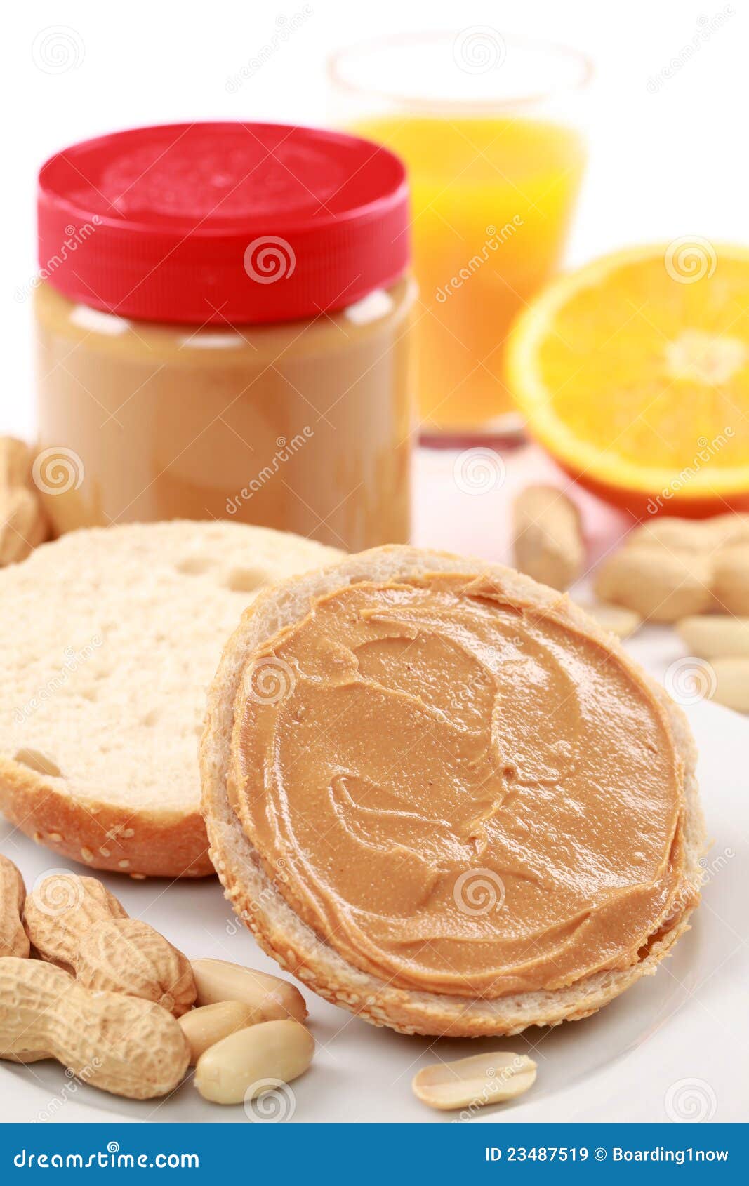 Broodje met pindakaas stock afbeelding. Image of room - 23487519