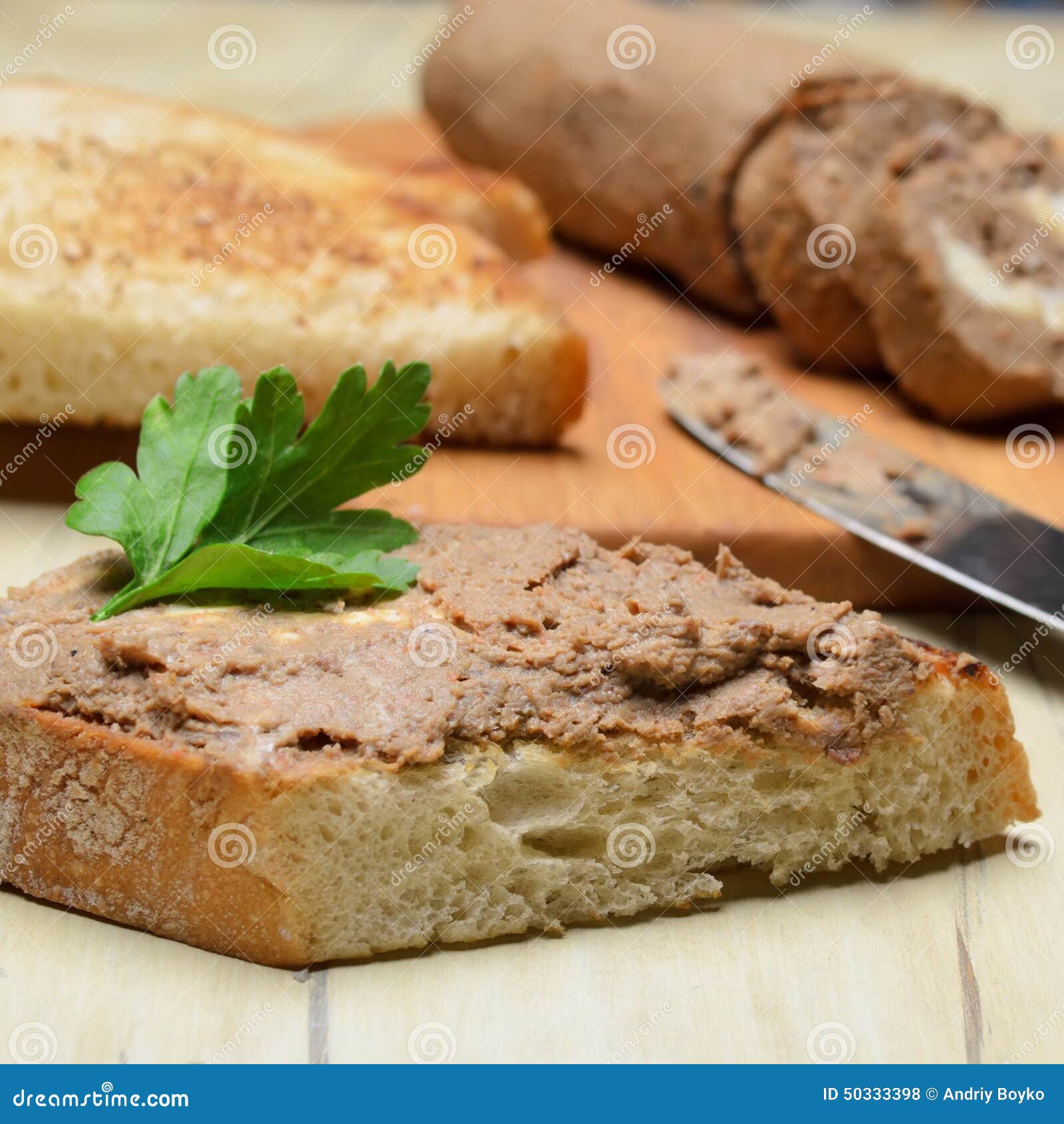 Broodjespastei En Plakken Van Geroosterd Brood Stock Foto - Image of ...