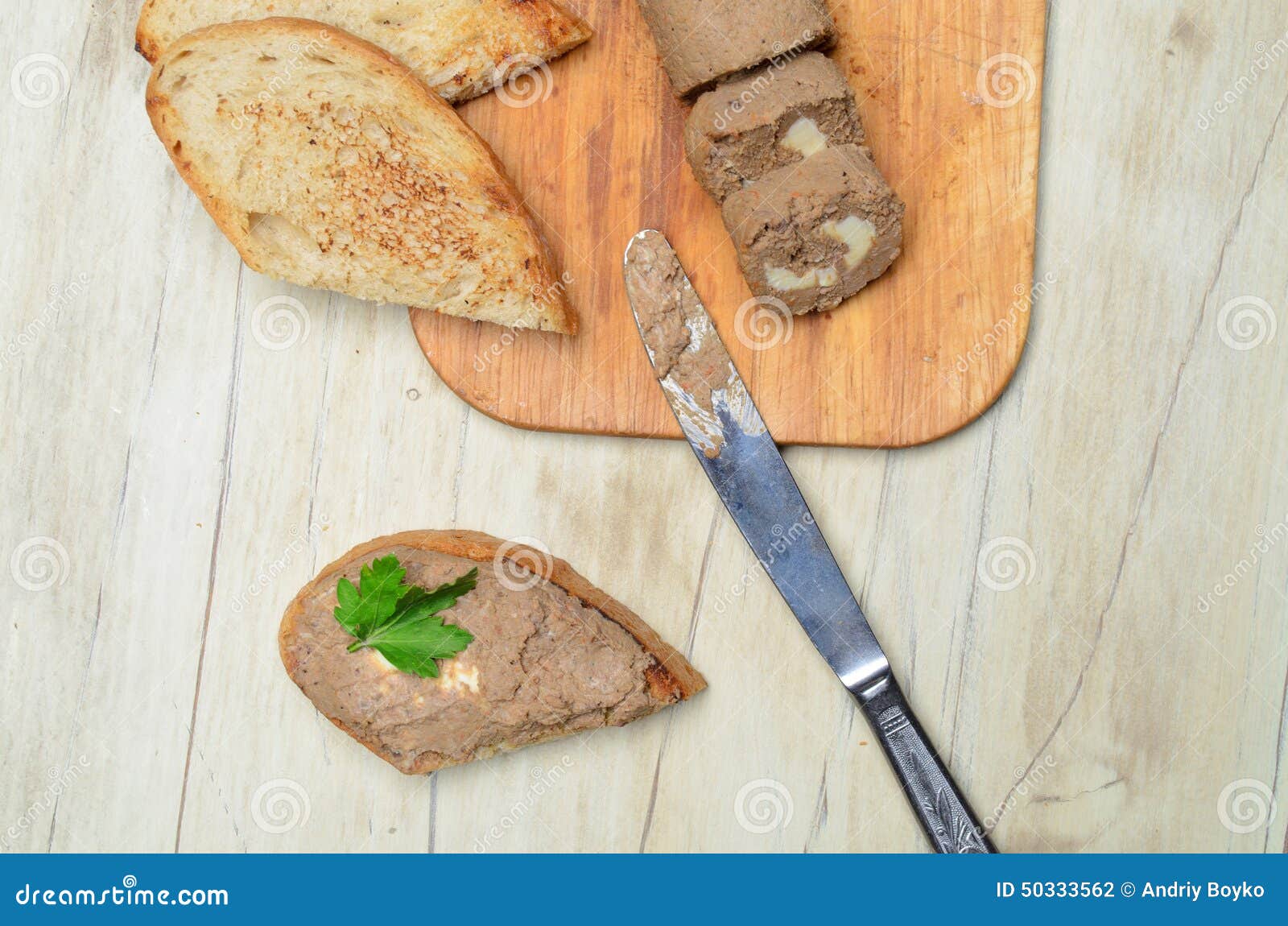 Broodjespastei En Plakken Van Geroosterd Brood Stock Foto - Image of ...