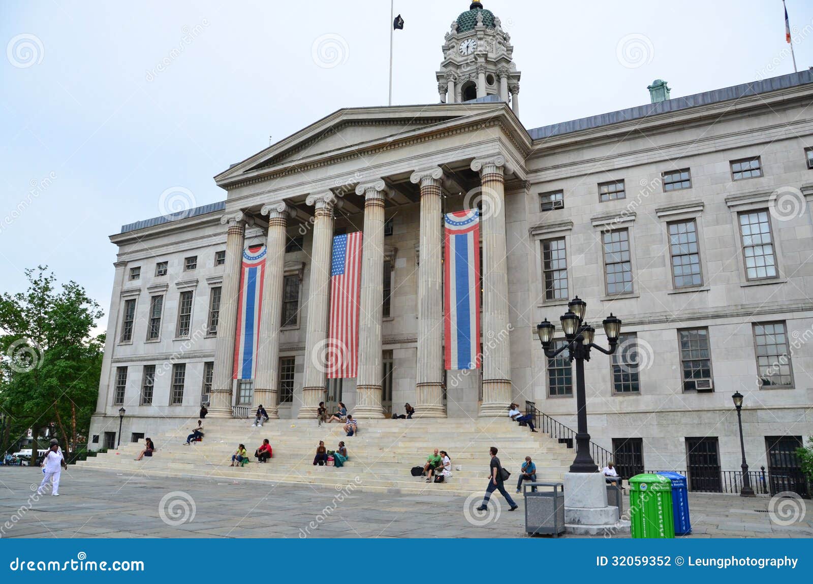 Brooklyn Borough Hall editorial photography. Image of flags - 32059352