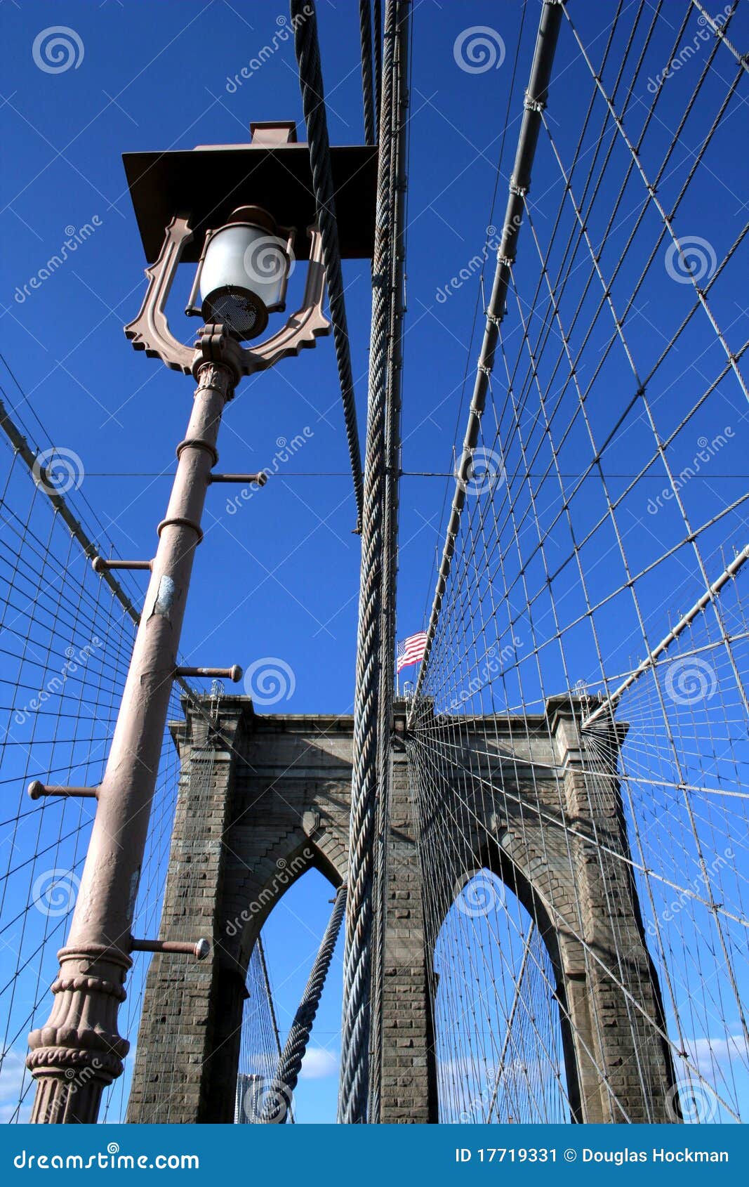 Brooklyn Bridge Wire and Lamp Post Stock Image - Image of united, lines ...