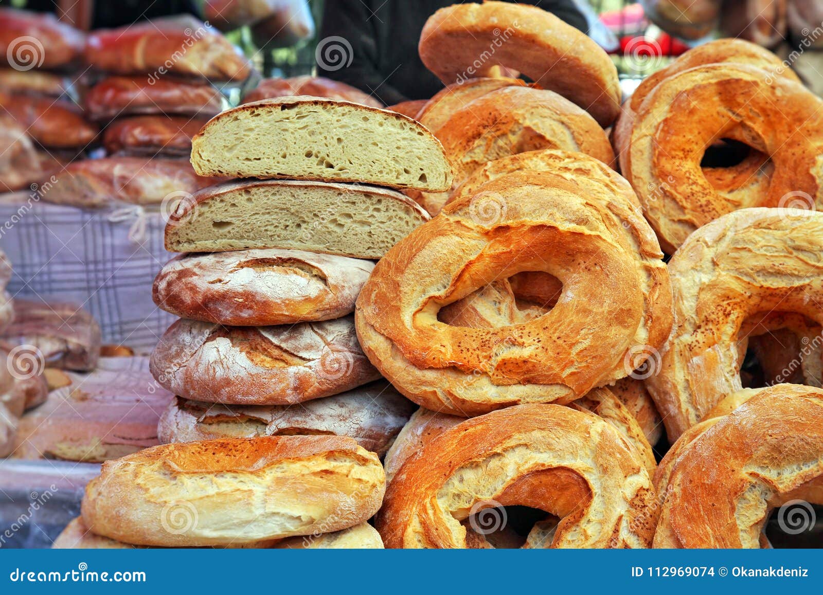 Brot in einem Basar stockfoto. Bild von backen, arabisch - 112969074