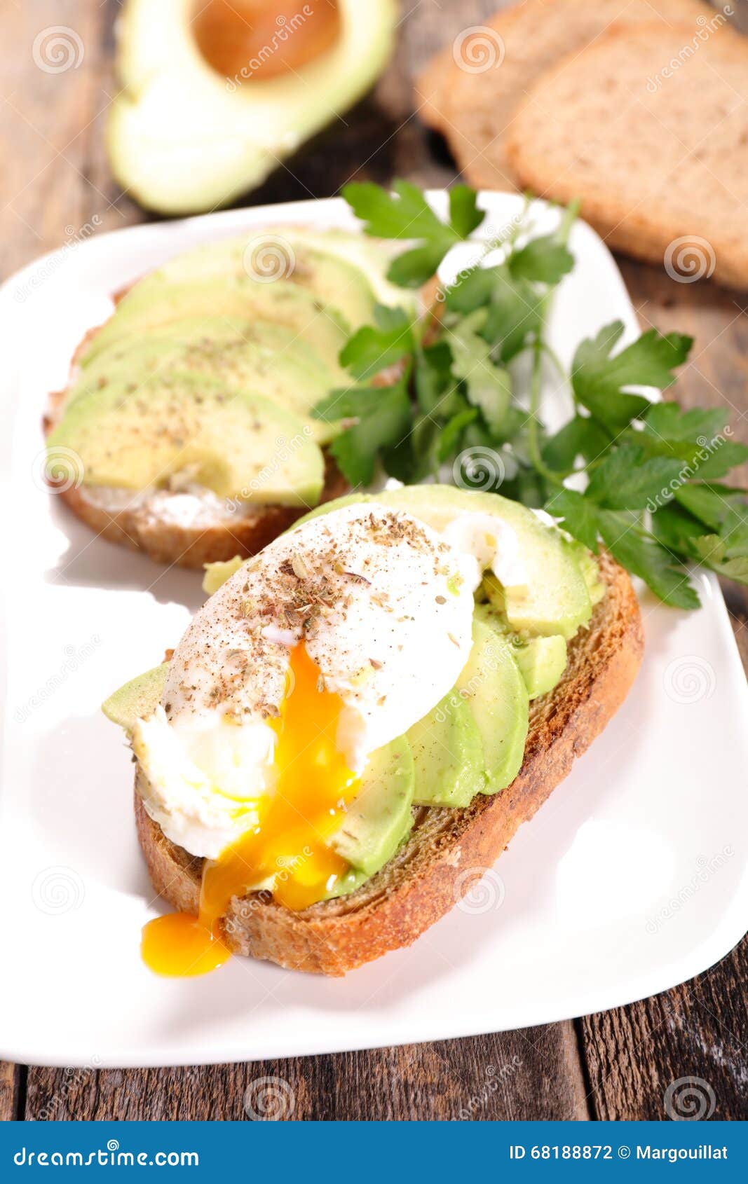 Brot mit Avocado und Ei stockfoto. Bild von kraut, diät - 68188872