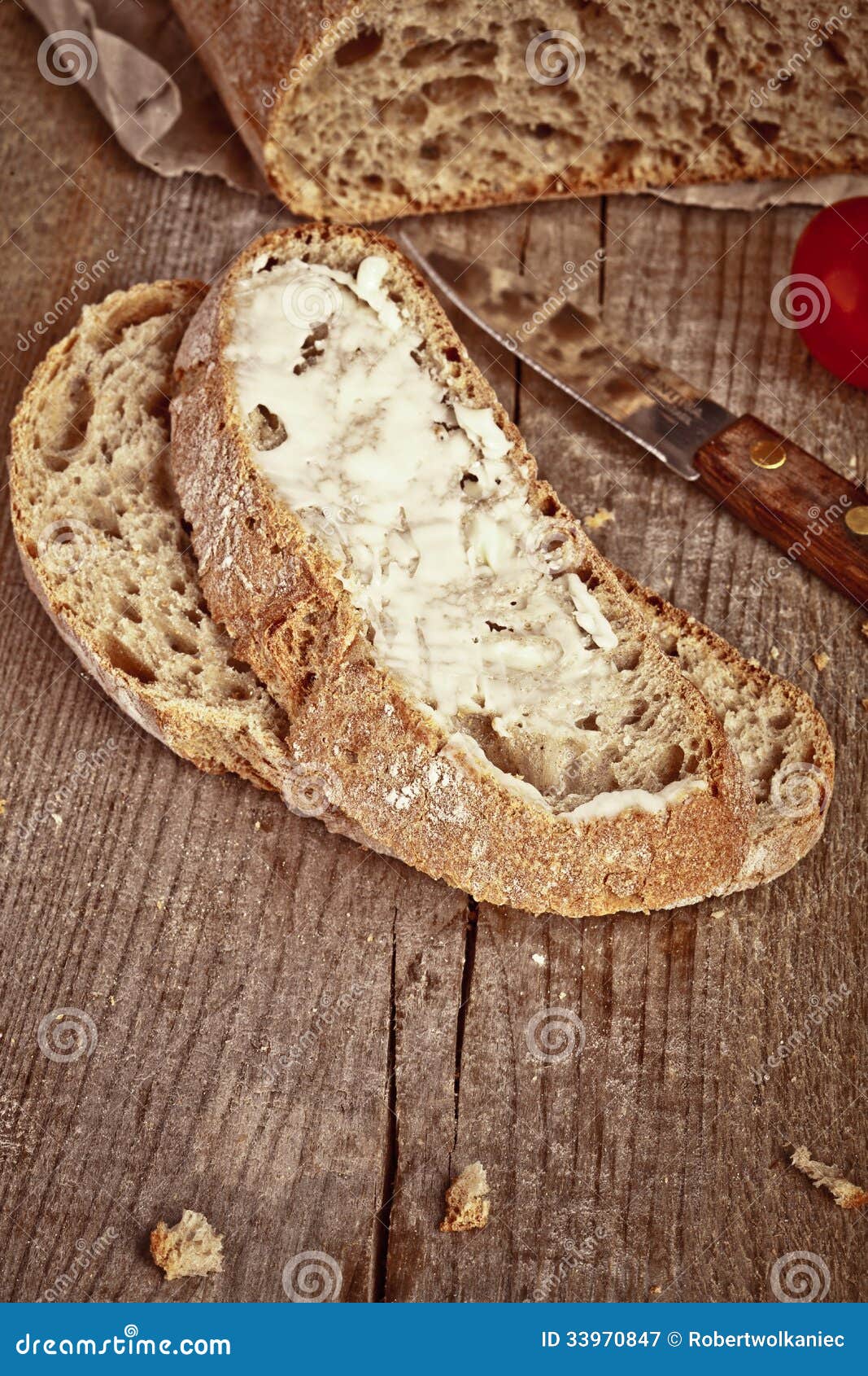 Brot mit Butter und Messer stockbild. Bild von feinschmecker - 33970847