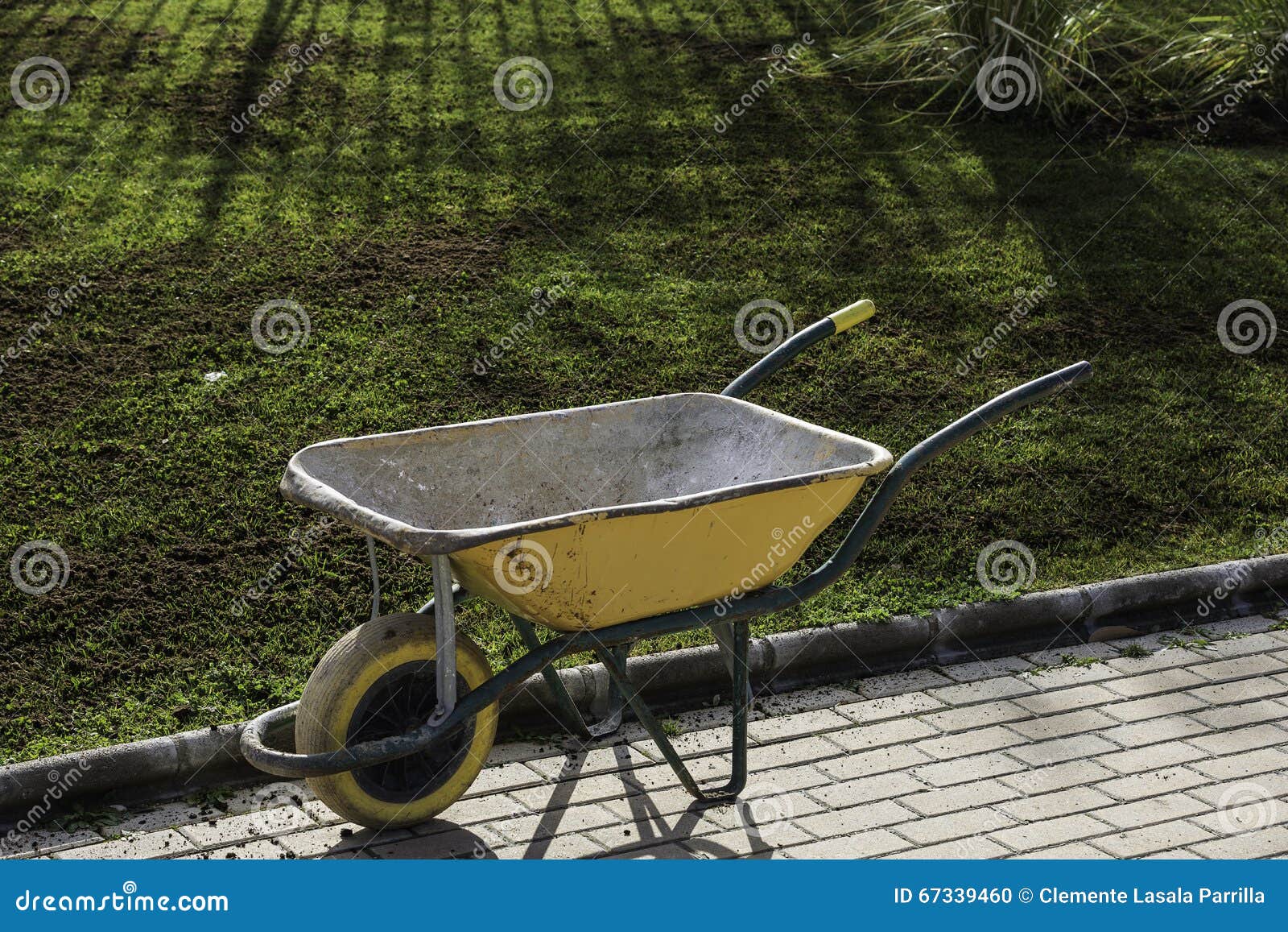 Brouette Simple Près De L'herbe Couverte Par L'engrais Photo stock ...