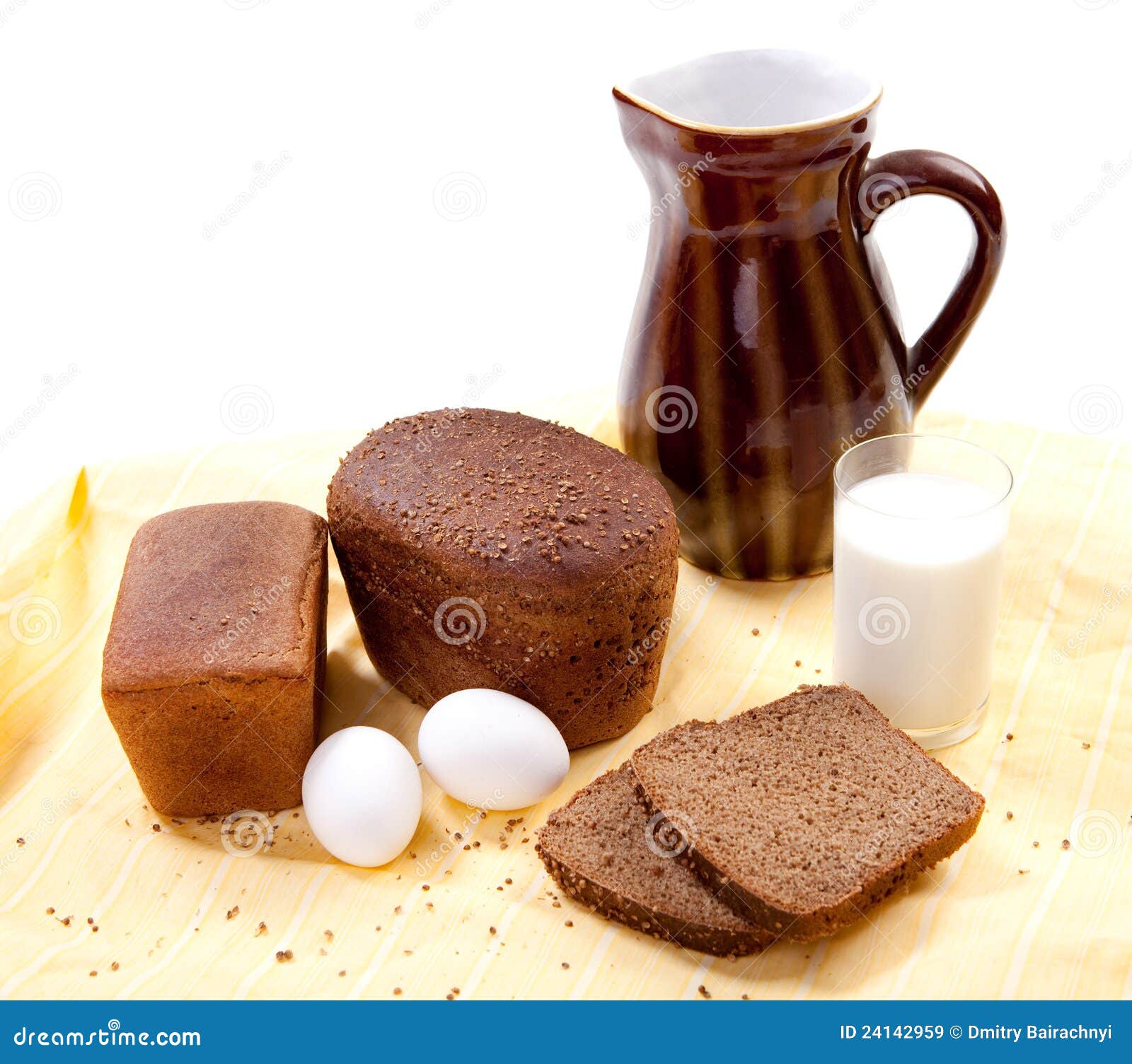 Brown-Brot mit Milch stockbild. Bild von nährstoff, getreide - 24142959