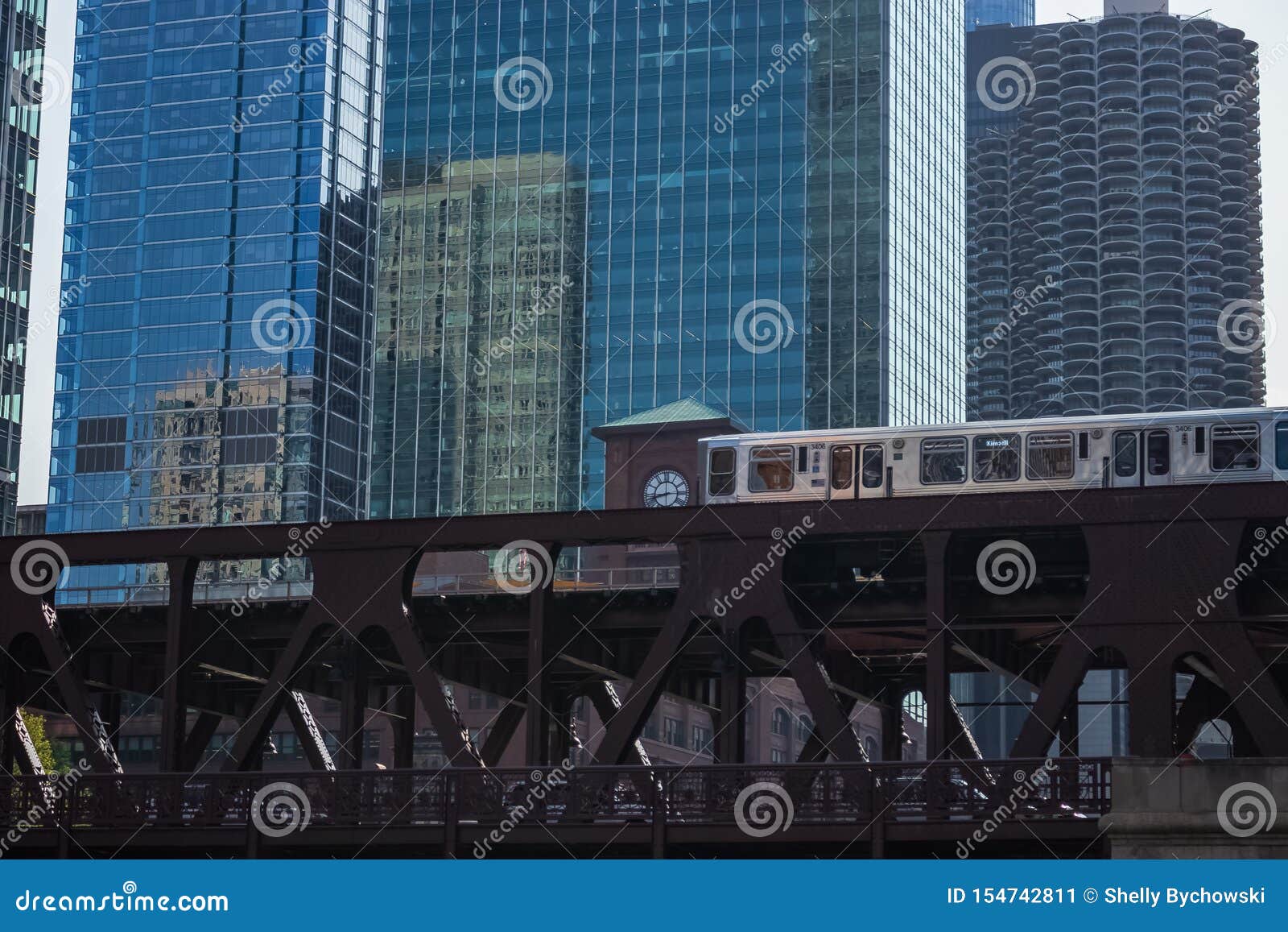 Brown Line El Train Crosses the Wells St Elevated Train Tracks with ...
